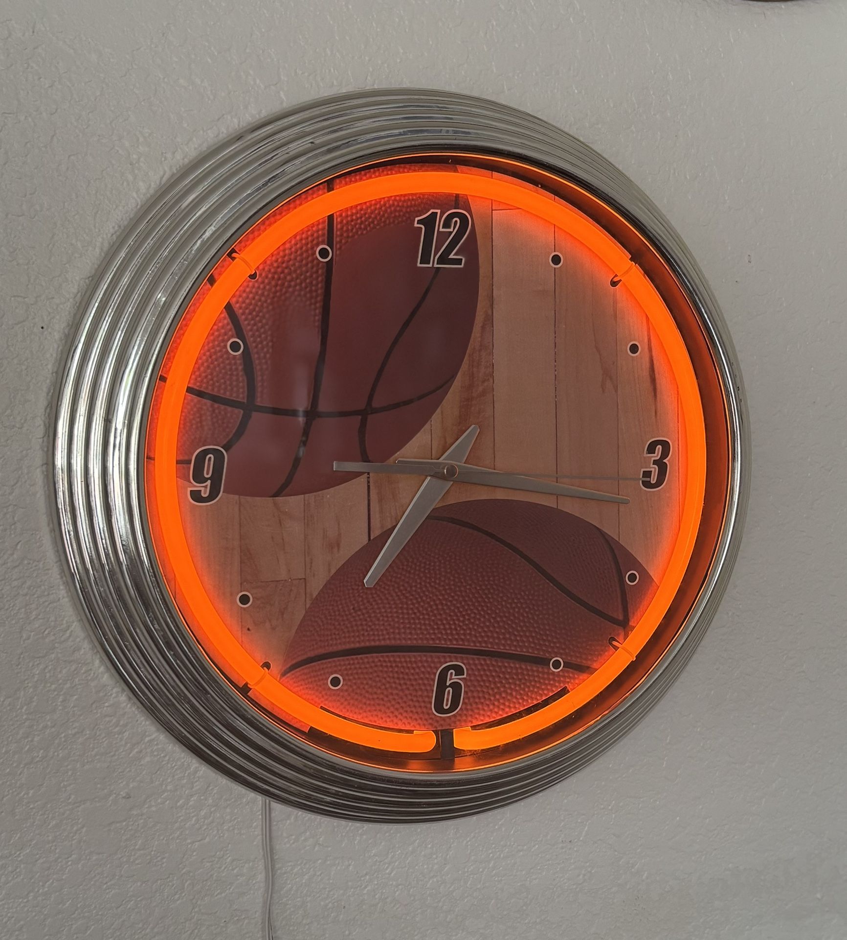 Vintage Light Up Basketball Wall Clock for Sale in Chandler, AZ - OfferUp