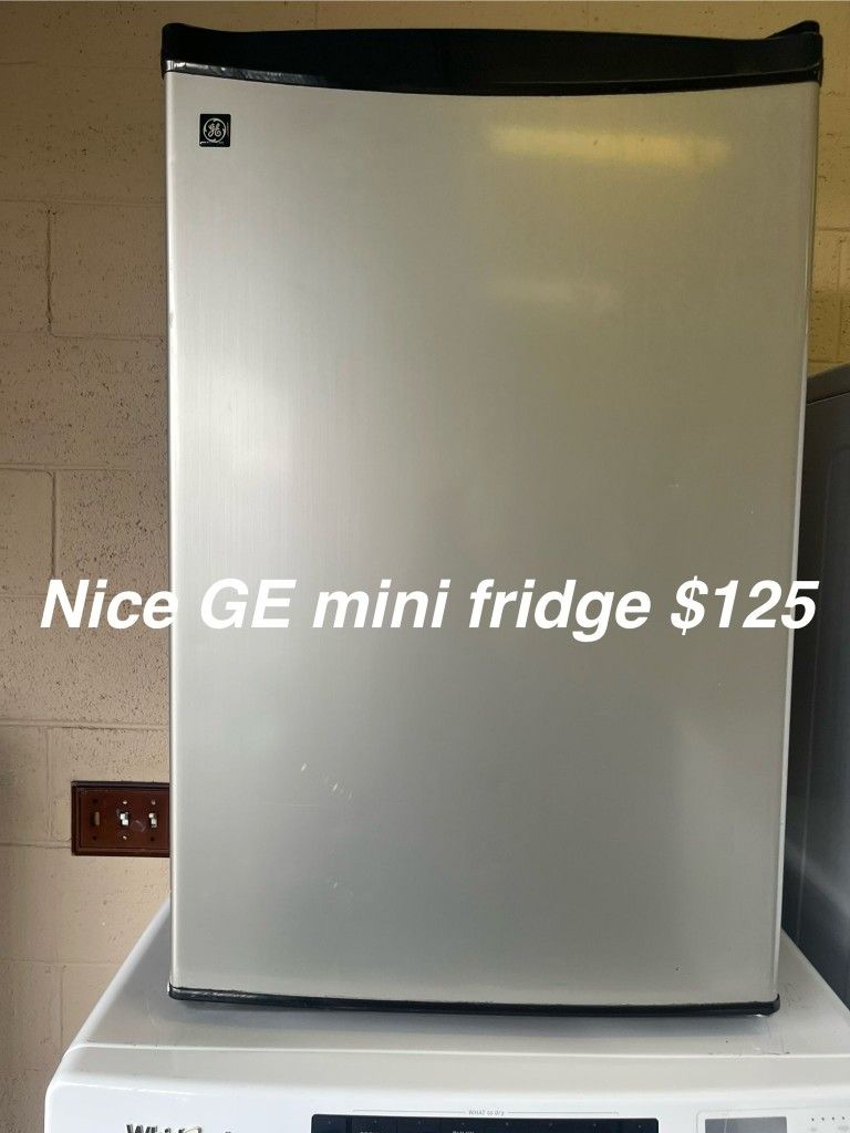 Nice GE Mini Fridge for Sale in Las Vegas, NV - OfferUp
