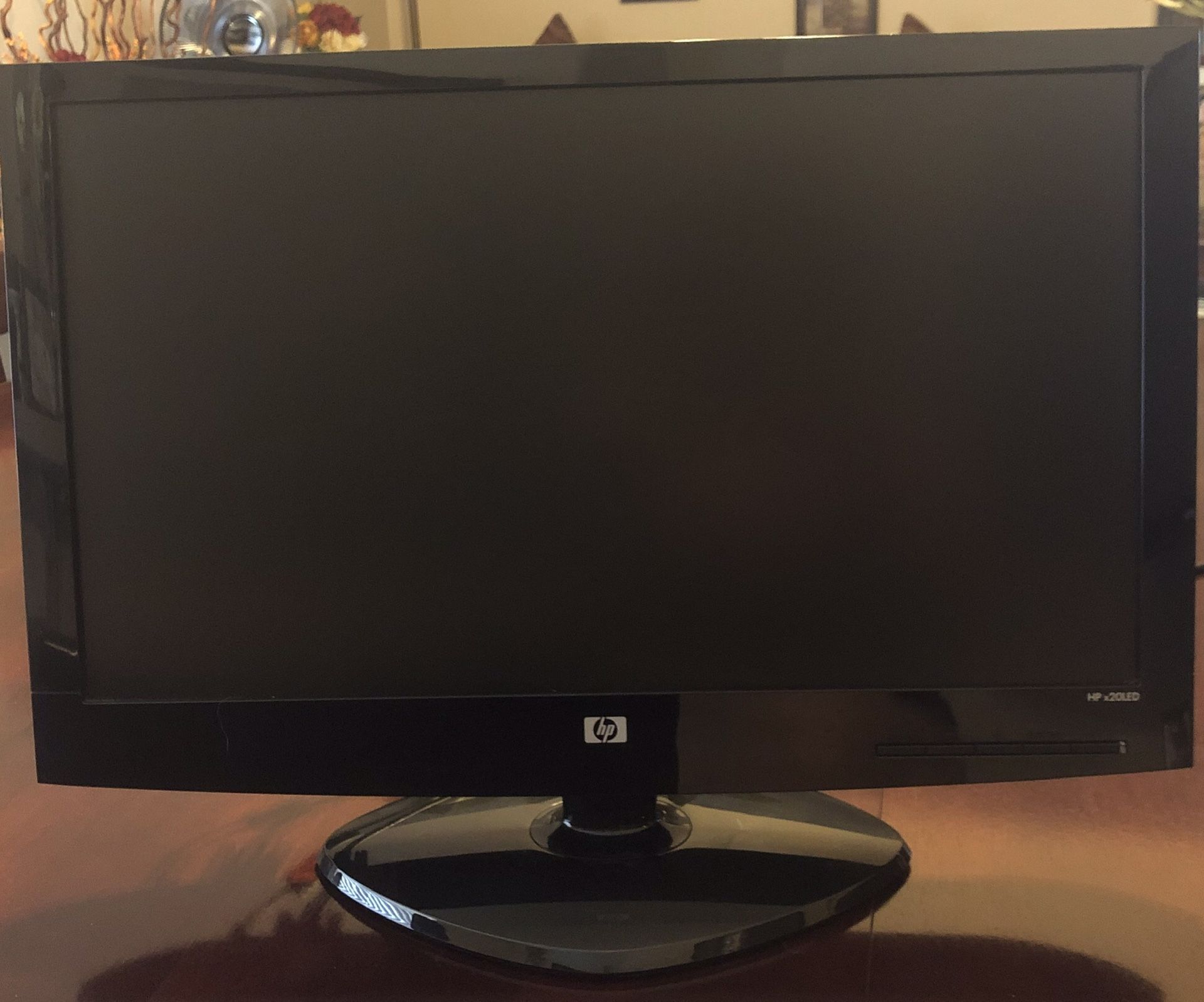 Computer monitor. Like new!! The HP x20LED is a 50.8 cm (20 inch) white ...