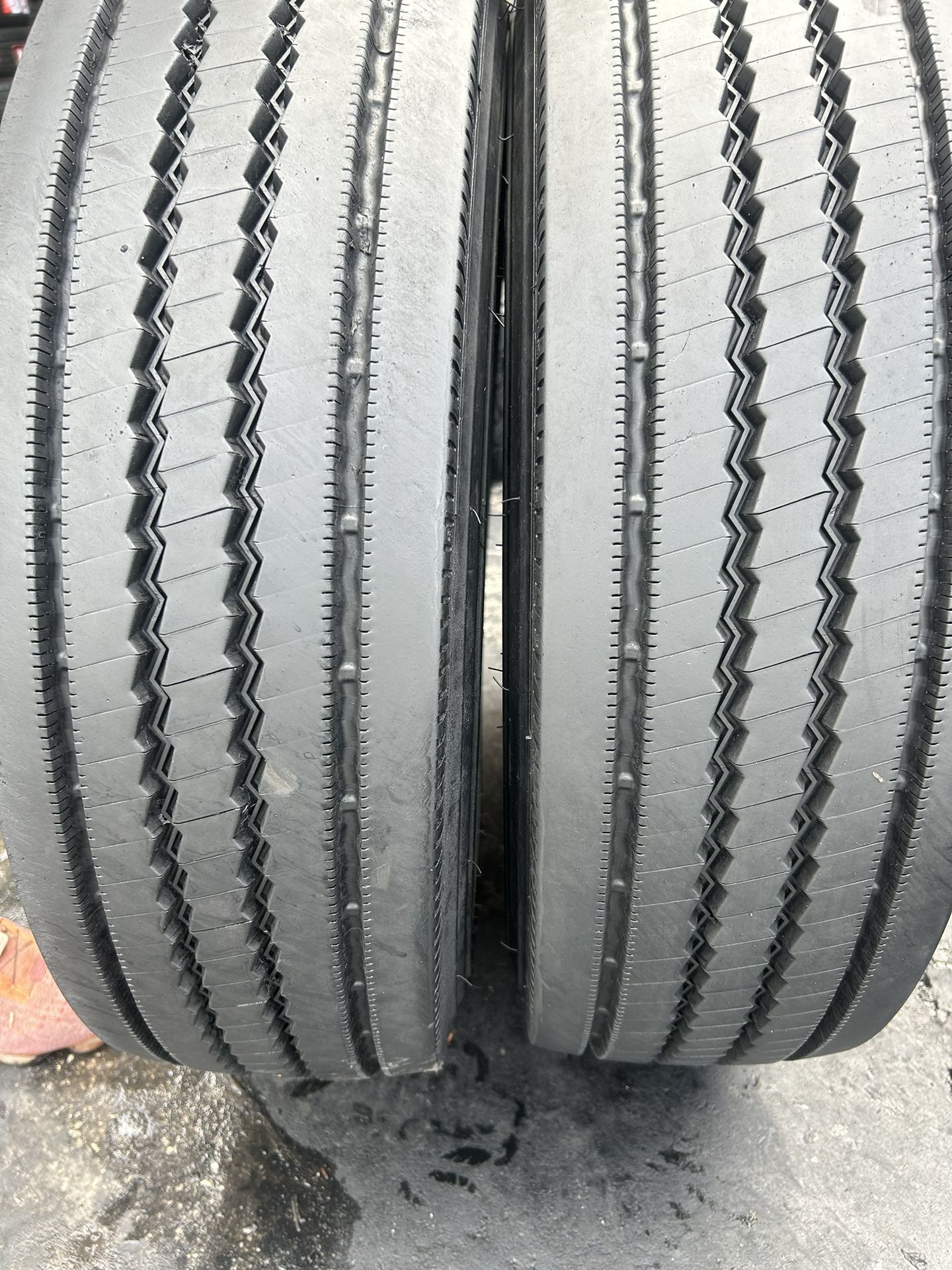SET OF 2 TIRES MICHELIN…225/70/19.5 for Sale in Oakland Park, FL - OfferUp