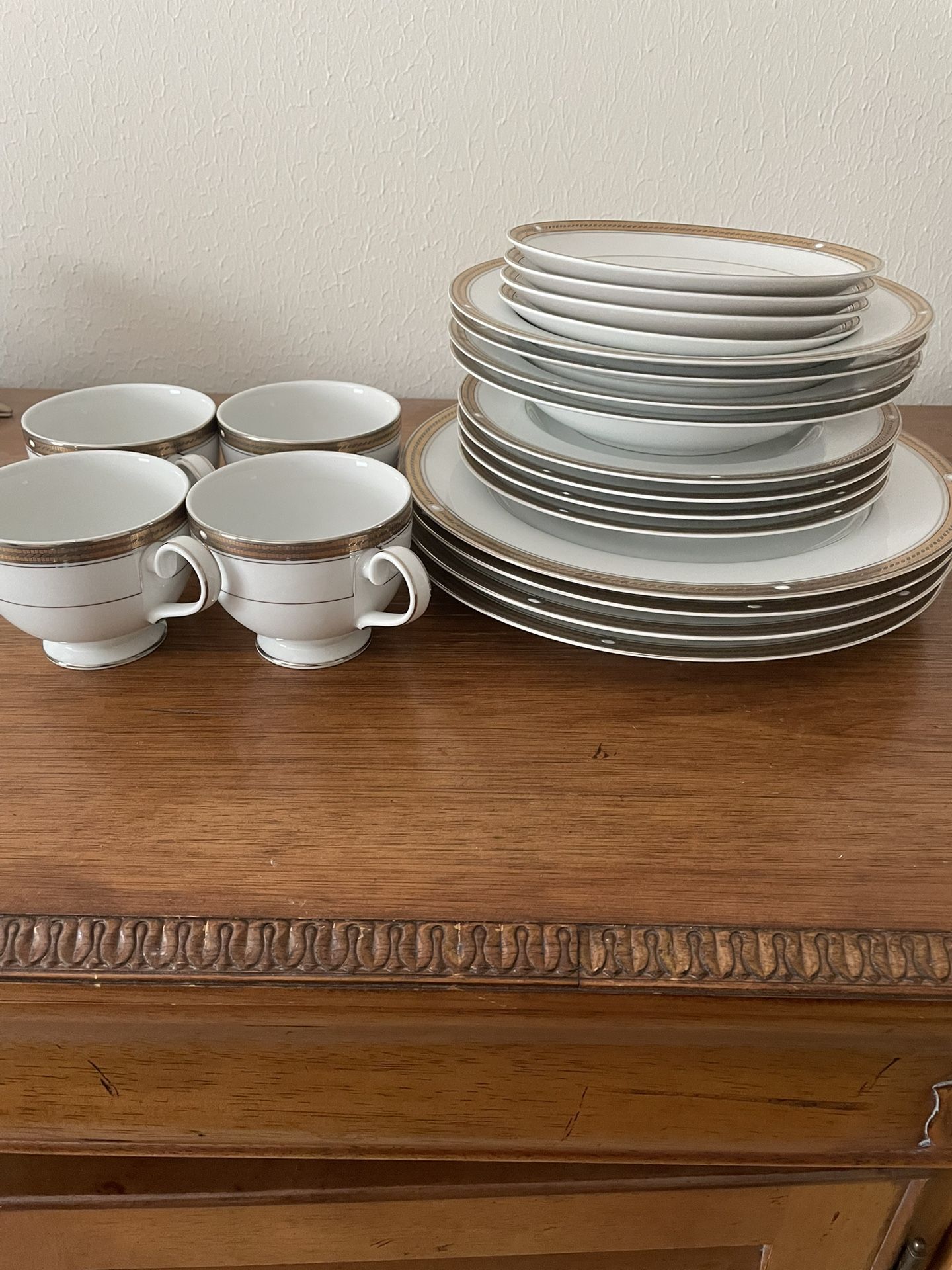 Brand New Mikasa Fine China Pearl Ridge Set Of 20/ In Box for Sale in ...