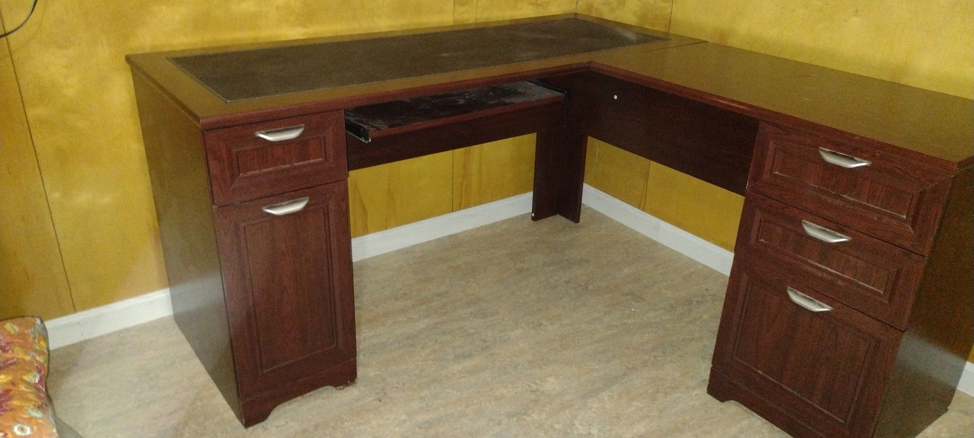 FREE COMPUTER DESK for Sale in Portland, OR - OfferUp