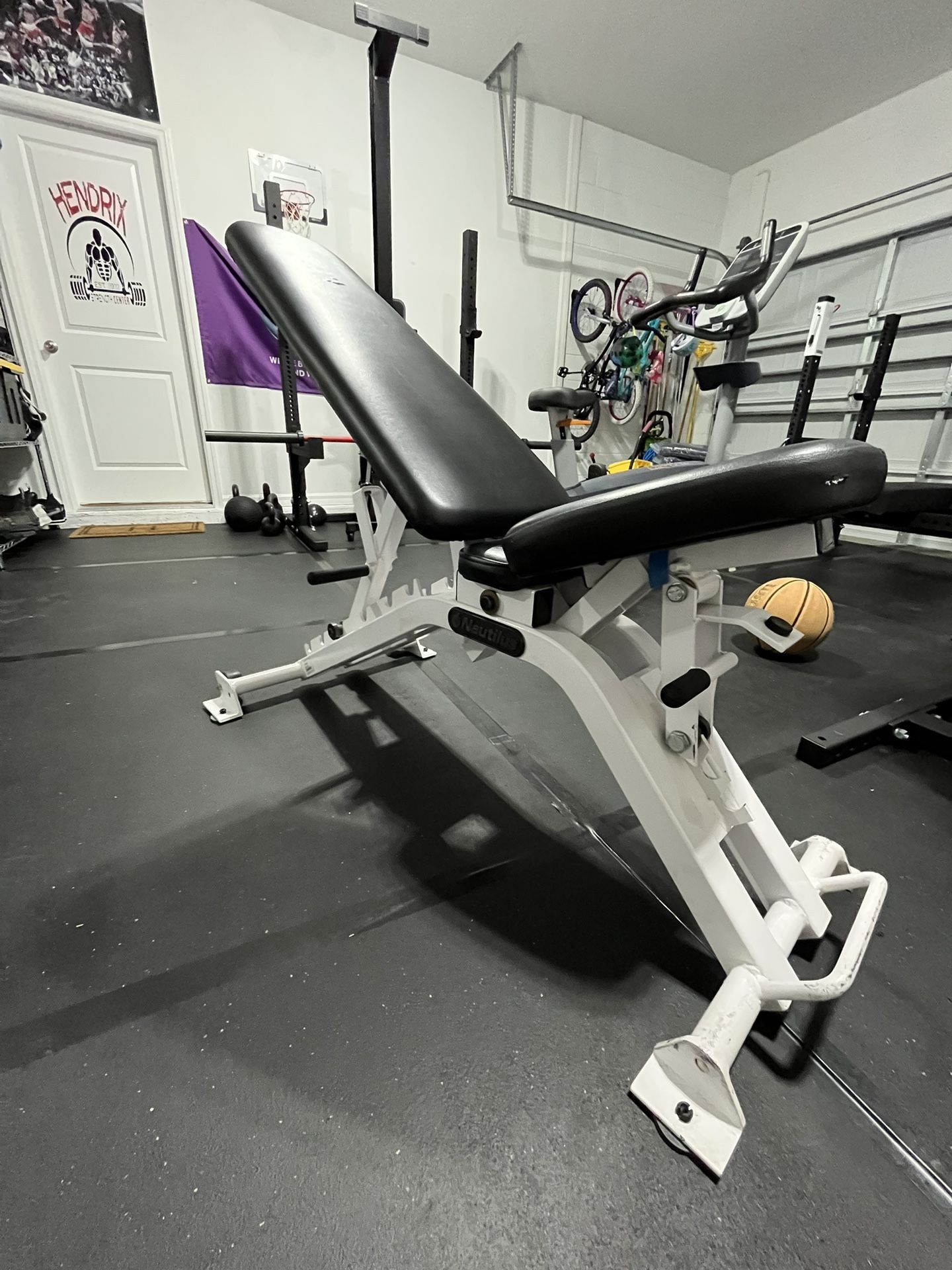 Nautilus F2 0-90 Adjustable Bench for Sale in Orlando, FL - OfferUp