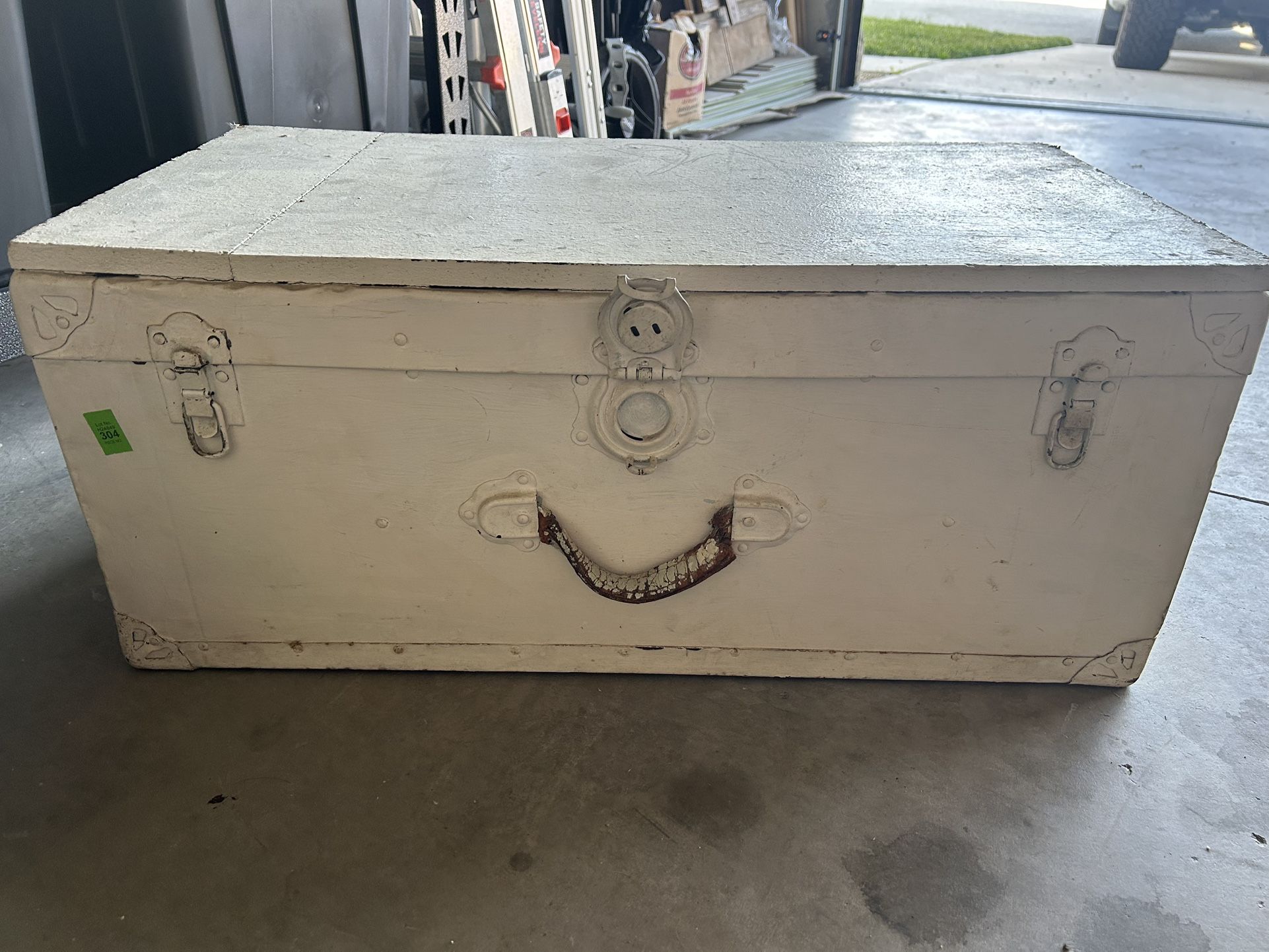 ** FREE ** Antique Trunk - White for Sale in Fontana, CA - OfferUp