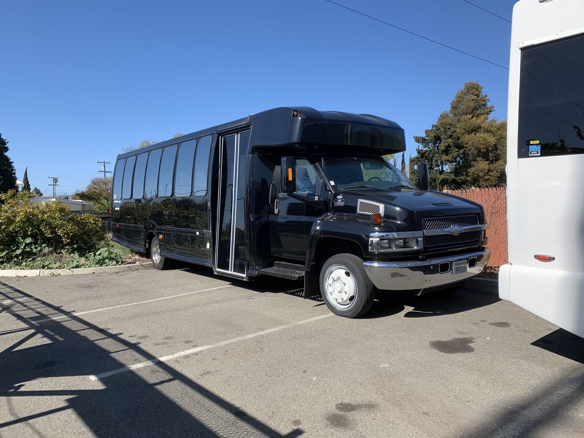 2007 Chevy party bus k5500 Gas engine has 140,000 miles new paint for ...