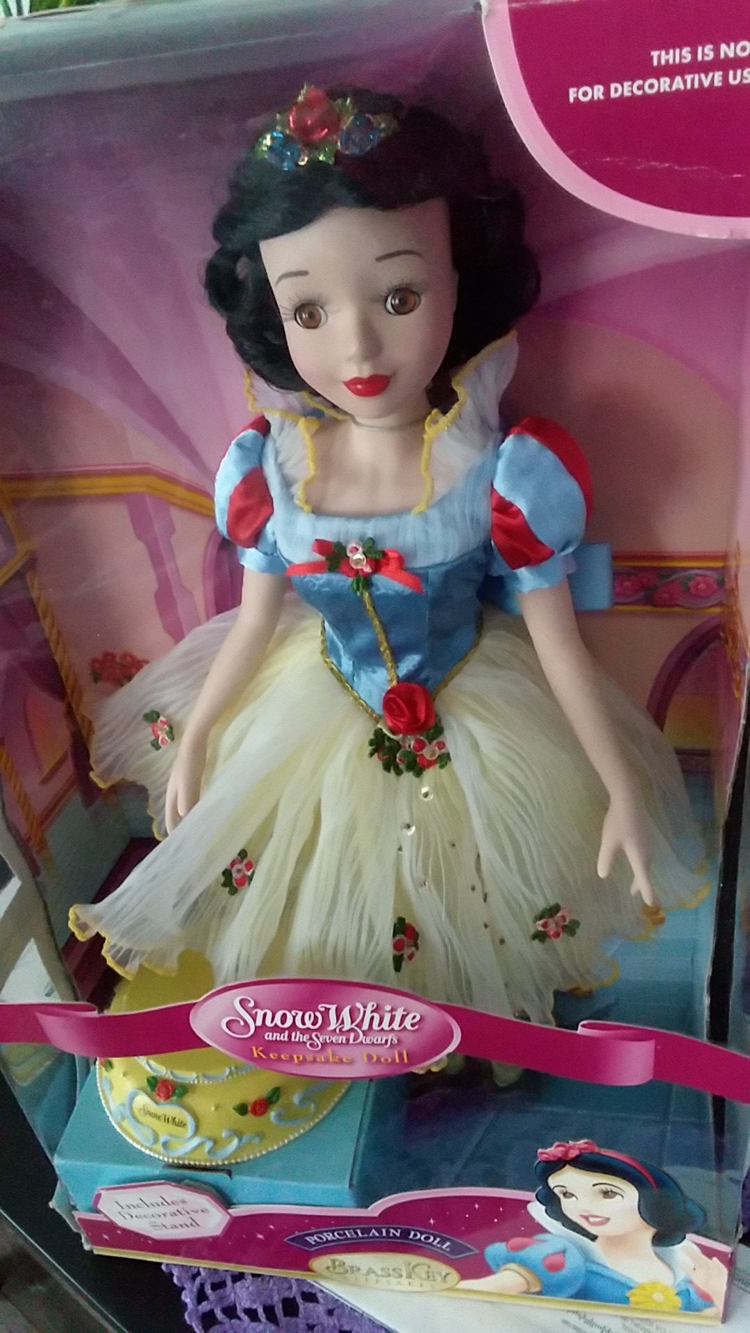 SNOW WHITE PORCELAIN DOLL. 18 INCHES TALL for Sale in Tulare, CA - OfferUp