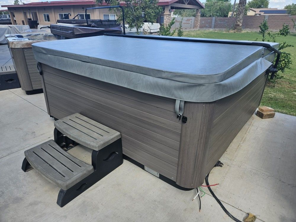 Beautiful & large 2015 Gradskog hot tub by Maax /spa/jacuzzi for sale ...