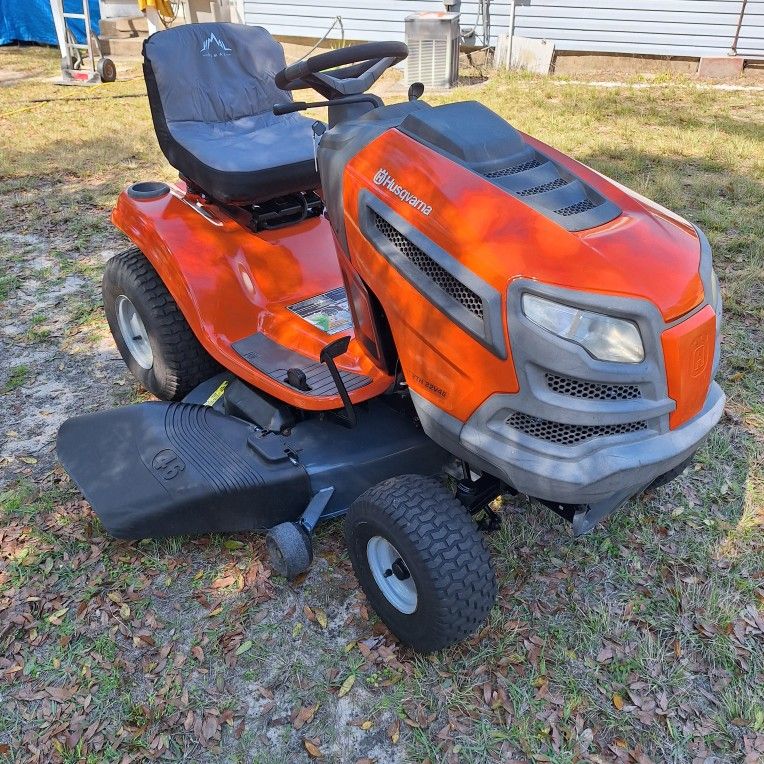Husqvarna YTH22V46 46 inch Riding Mower for Sale in Pensacola, FL - OfferUp