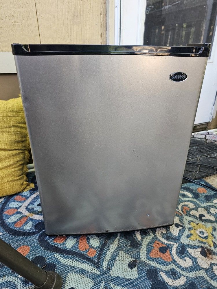 Sanyo Mini Fridge/Freezer 2.7 Cu Ft for Sale in Wichita, KS - OfferUp
