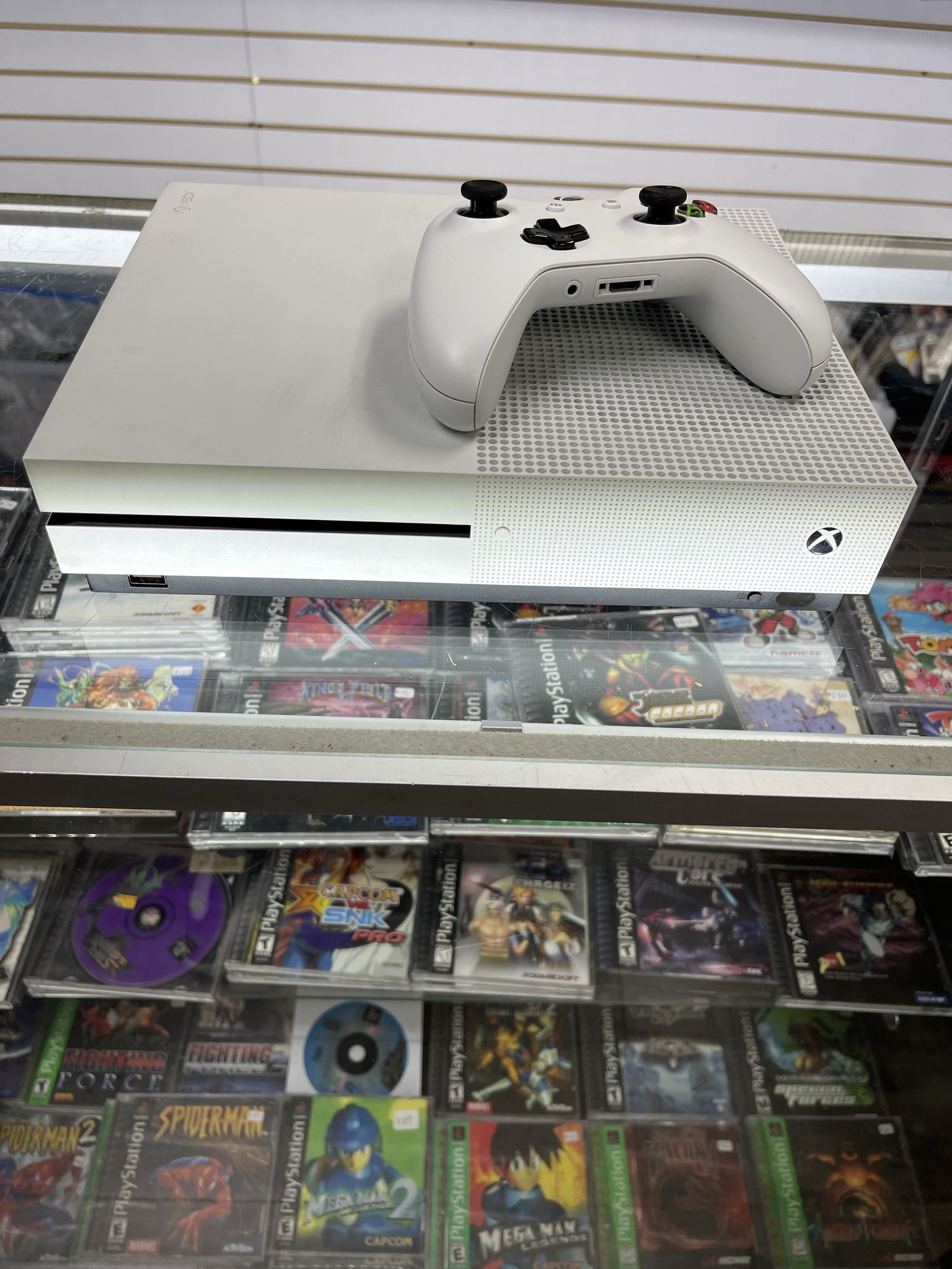 Xbox One S 1TB $130 Gamehogs 11am-7pm for Sale in Los Angeles, CA - OfferUp