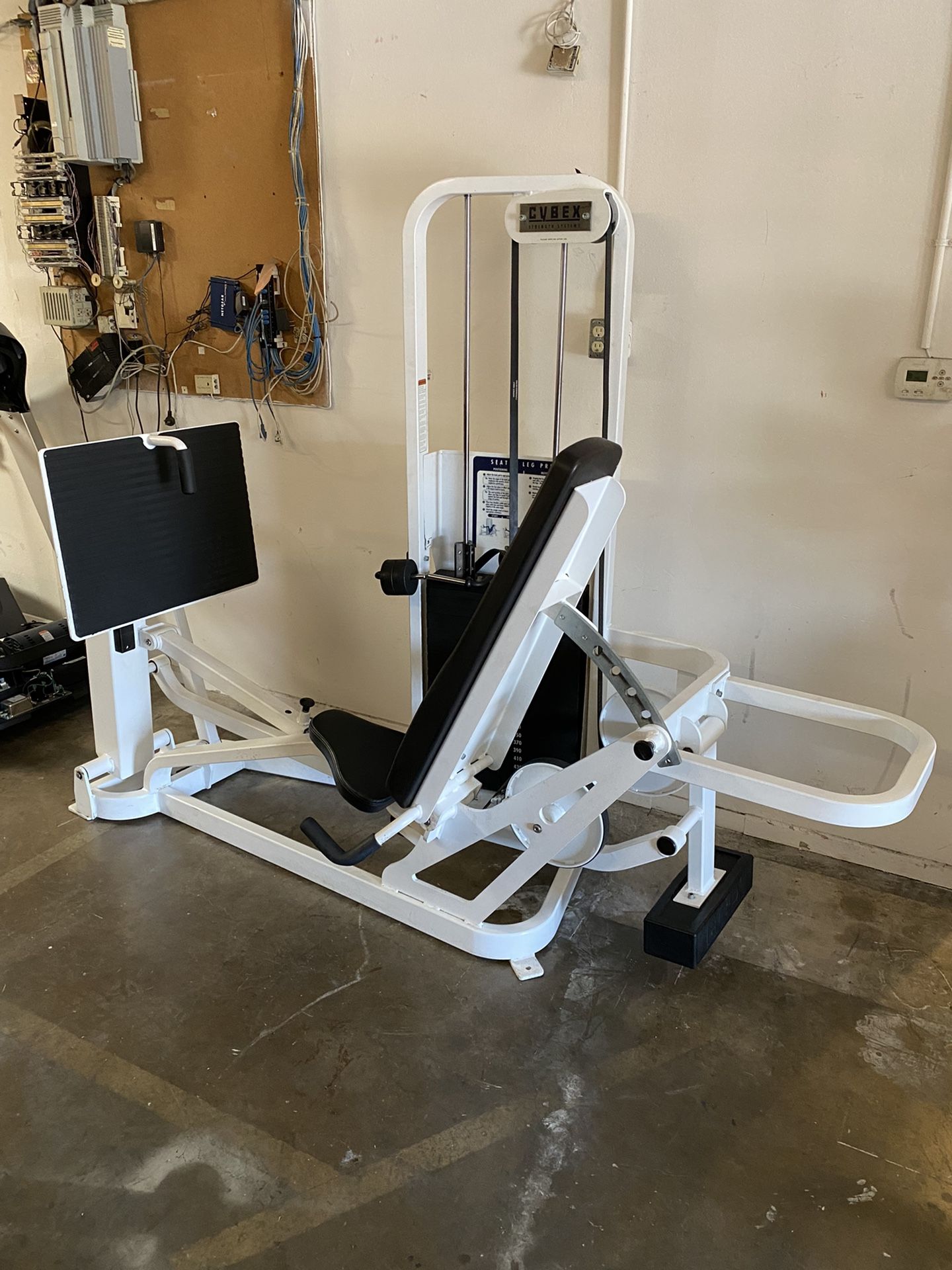 Cybex VR2 Leg Press, 495lbs Weight Stack, Commercial Gym Equipment for ...