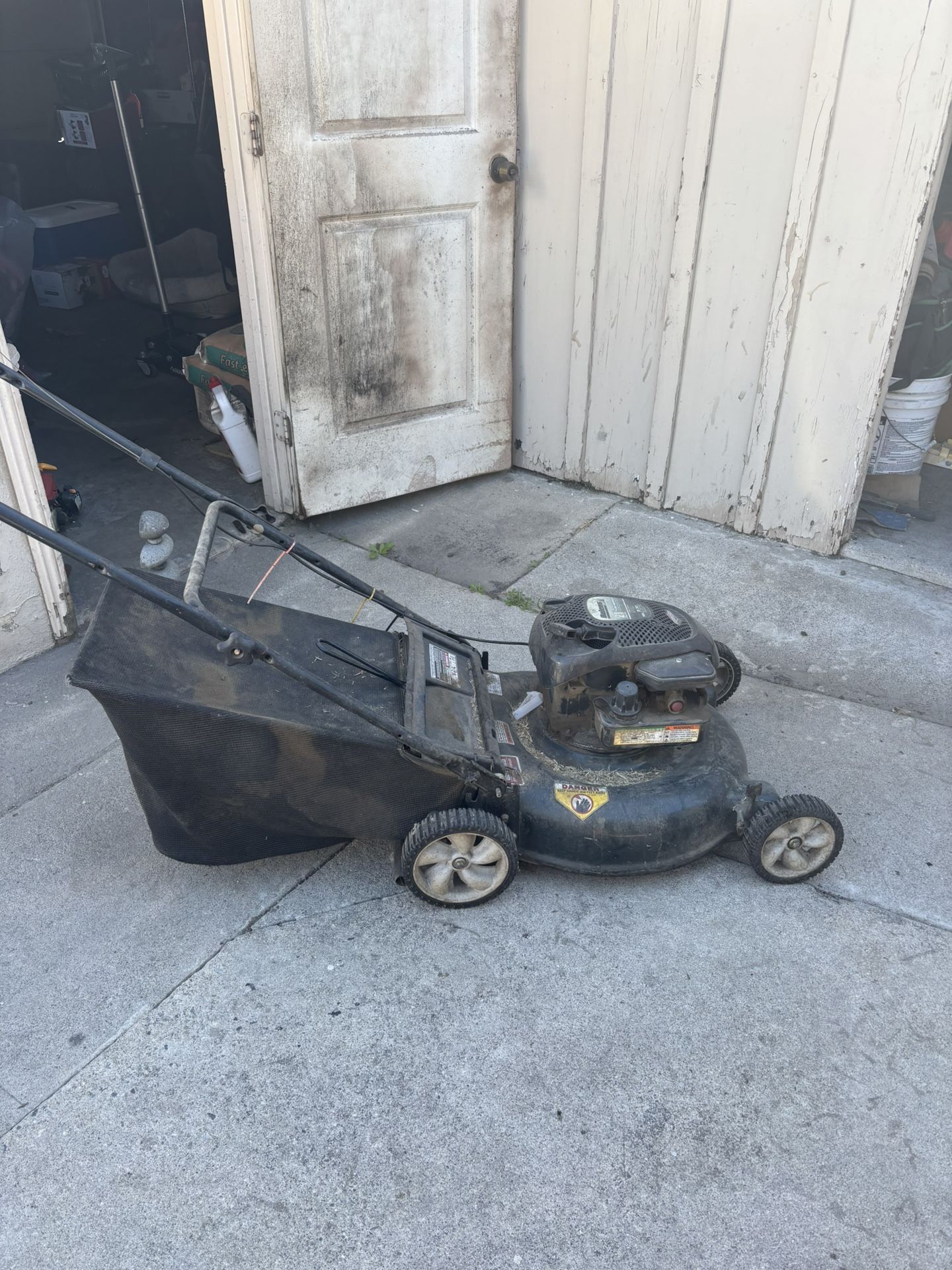 Bolens 21" push mower with a Briggs & Stratton 550 series 158cc engine ...