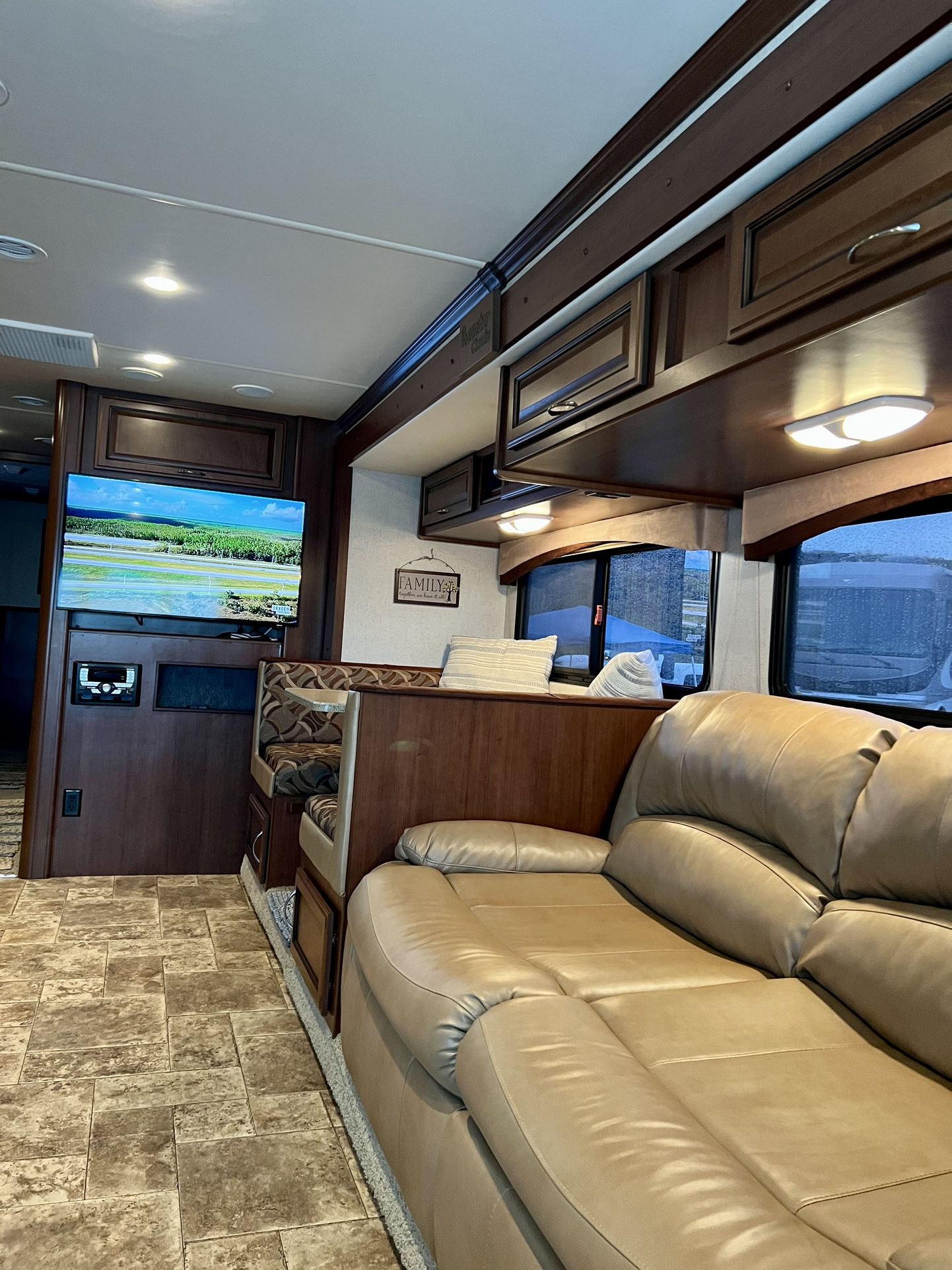 2011 FLEETWOOD BOUNDER 34B for Sale in Rancho Palos Verdes, CA - OfferUp