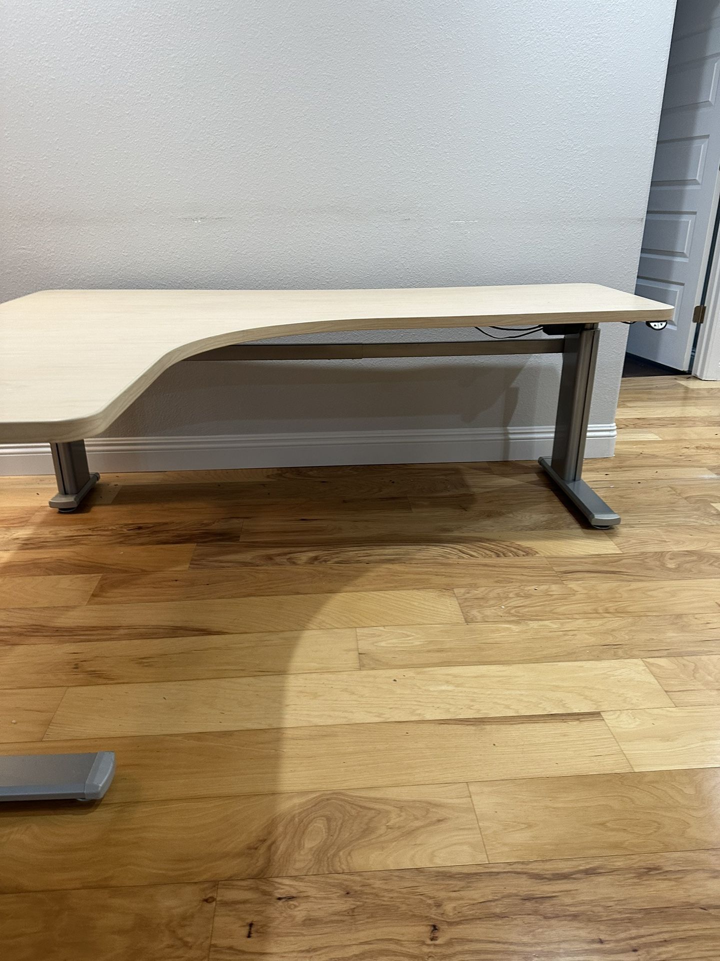 Adjustable Height Electronic Steelcase Standing L-shape Blonde Maple ...