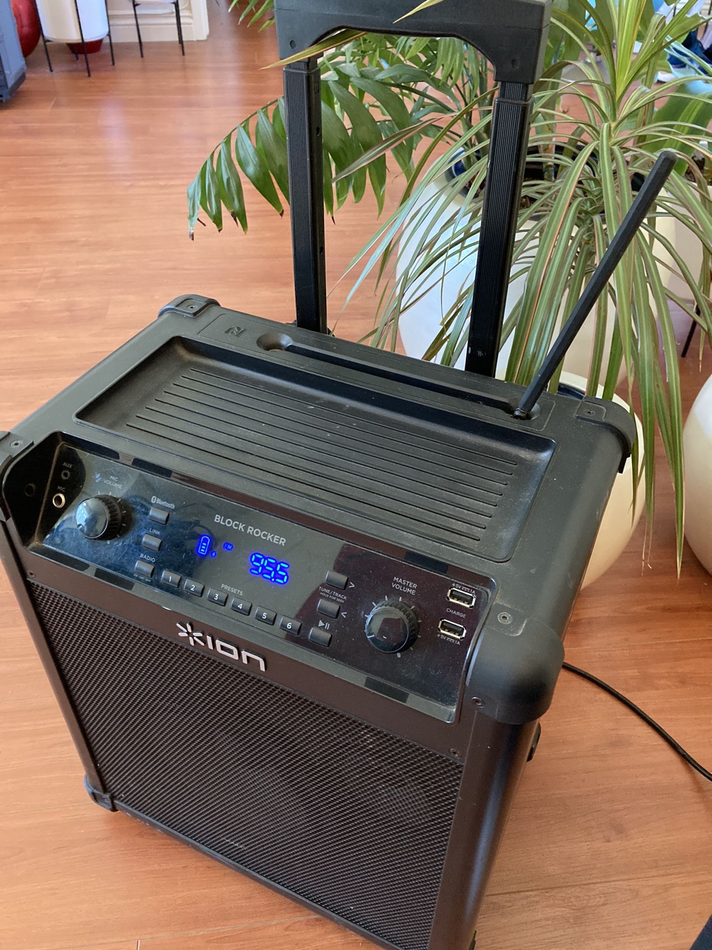 ION BLOCK ROCKER PORTABLE PA/SPEAKER/RADIO for Sale in Torrance, CA ...