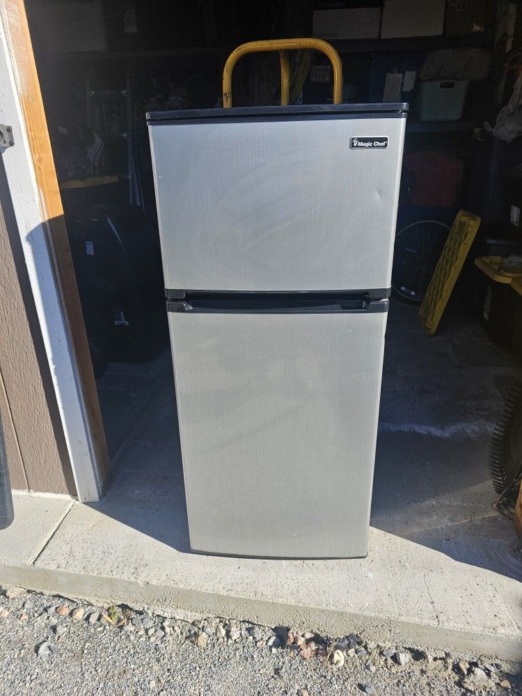 Small refrigerator for Sale in Hesperia, CA - OfferUp