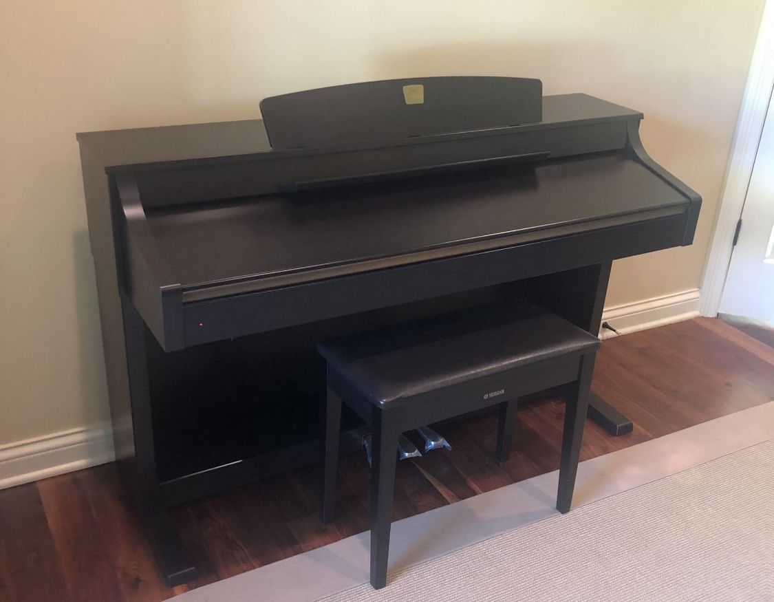 Yamaha Clavinova CLP 330 Digital Piano for Sale in Naperville, IL - OfferUp