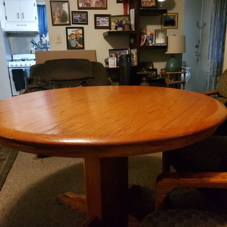 Beautiful ROUND Oak Table for Sale in Modesto, CA - OfferUp