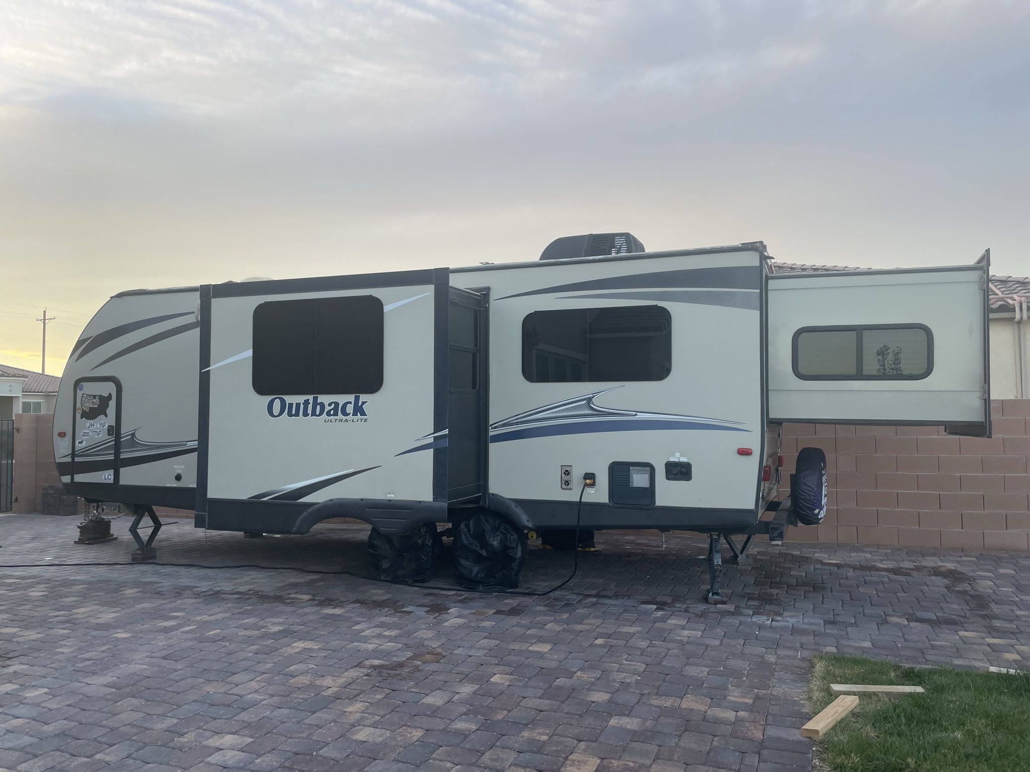 2017 Keystone Outback Ultralight 250URS for Sale in Las Vegas, NV - OfferUp