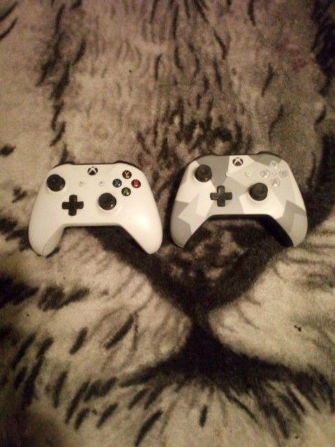 Pair of Xbox One Controllers for Sale in Bakersfield, CA - OfferUp