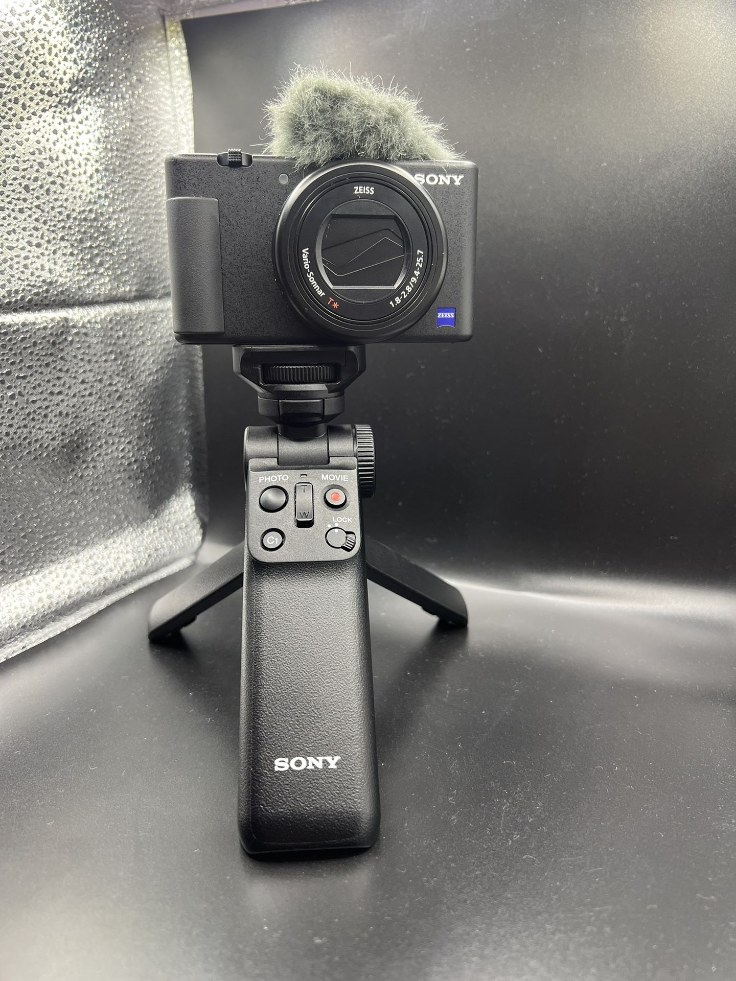 Sony ZV-1 With Sony Vlogger Shooting Grip for Sale in San Antonio, TX ...