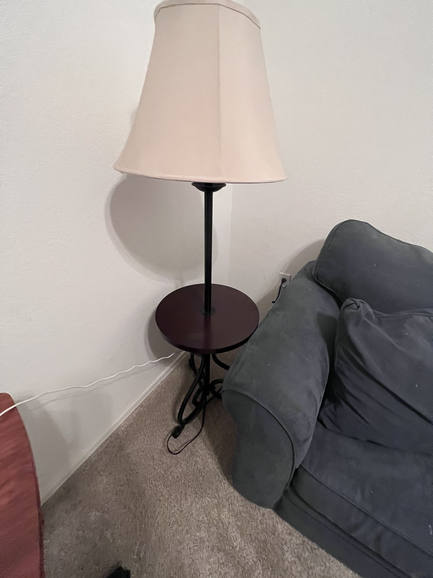 Cute Lamp/Side Table Combo for Sale in Phoenix, AZ - OfferUp