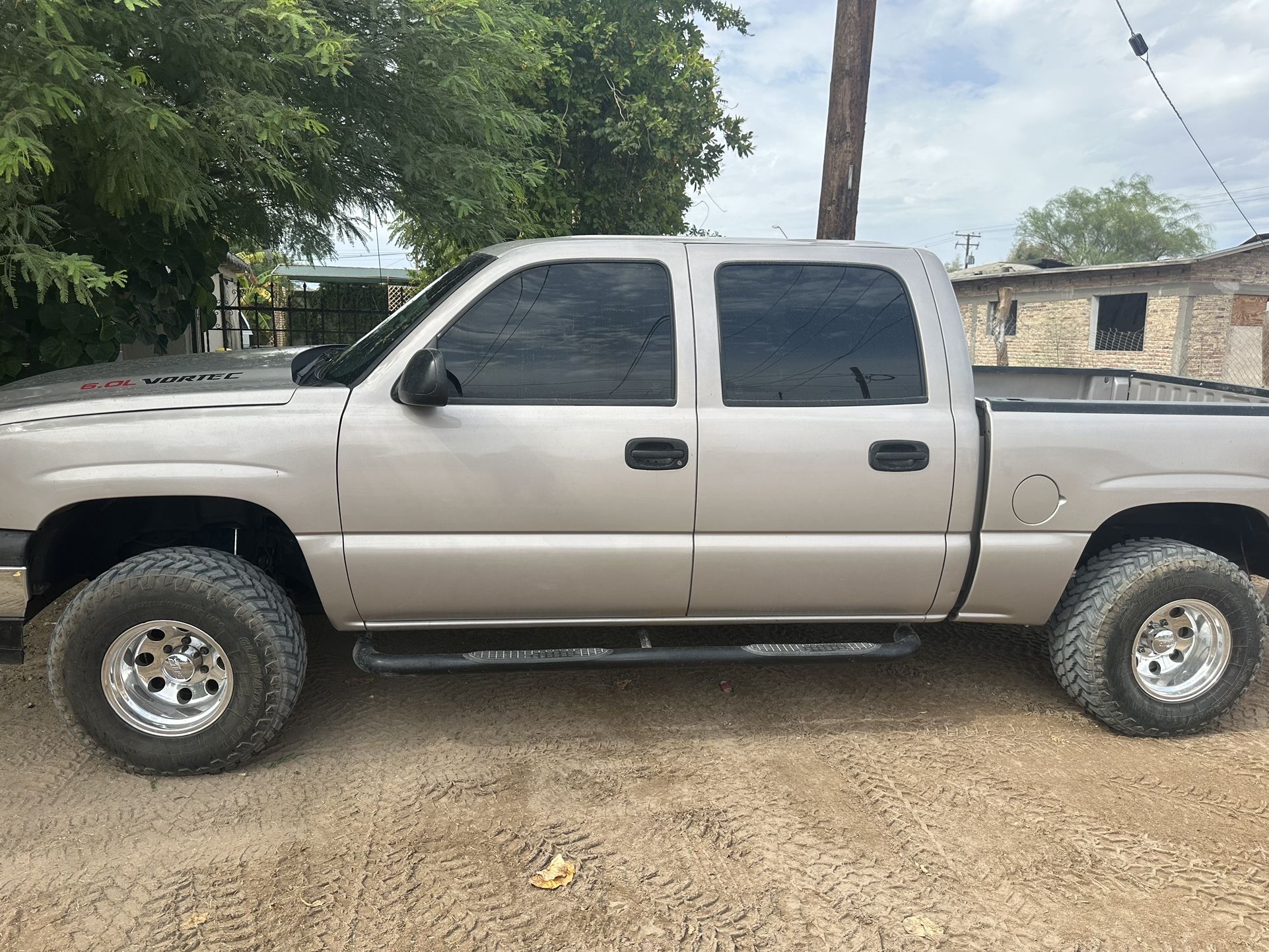 CAMBIO O VENDO CHEVY SILVERADO 4x4 6.0L for Sale in Phoenix, AZ - OfferUp
