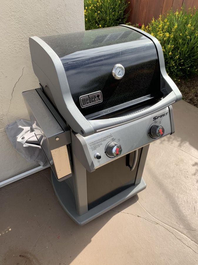 Weber spirit E210 2-Burner grill for Sale in Daly City, CA - OfferUp