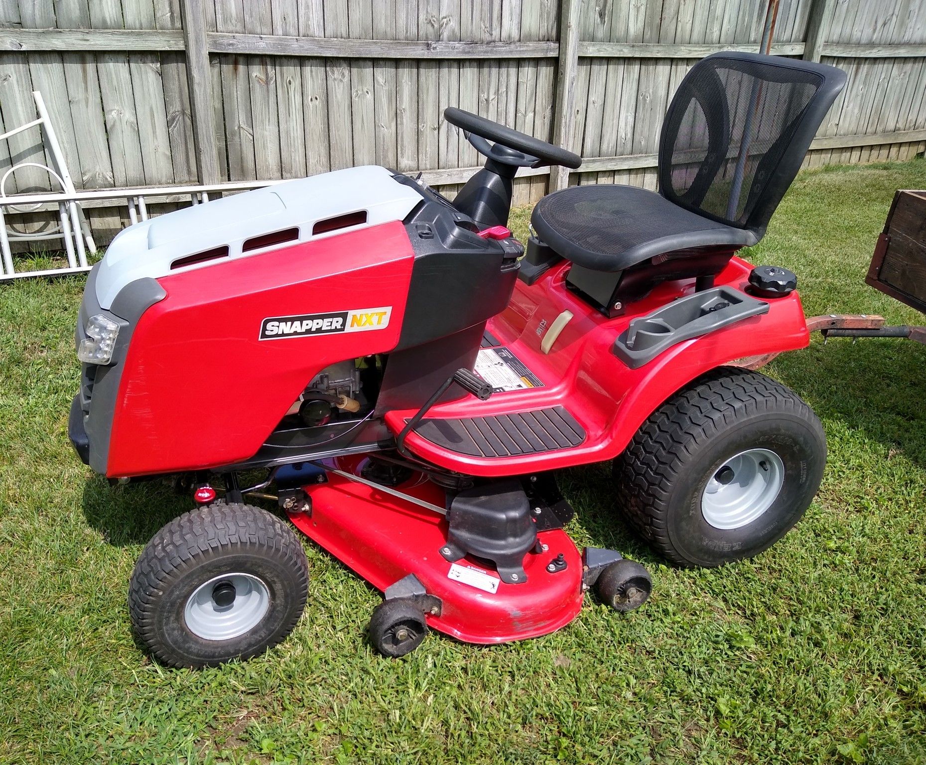 SNAPPER NXT RIDING TRACTOR / LAWN MOWER / 23HP-46" CUT / PLUS WAGON ...