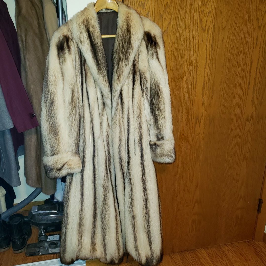 Vintage real Fitch fur coat!! for Sale in Minneapolis, MN - OfferUp