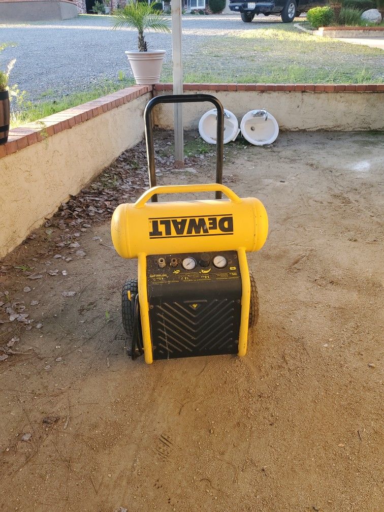 Dewalt Air Compressor 1.6 Hp 4.5 Gallons for Sale in Murrieta, CA - OfferUp