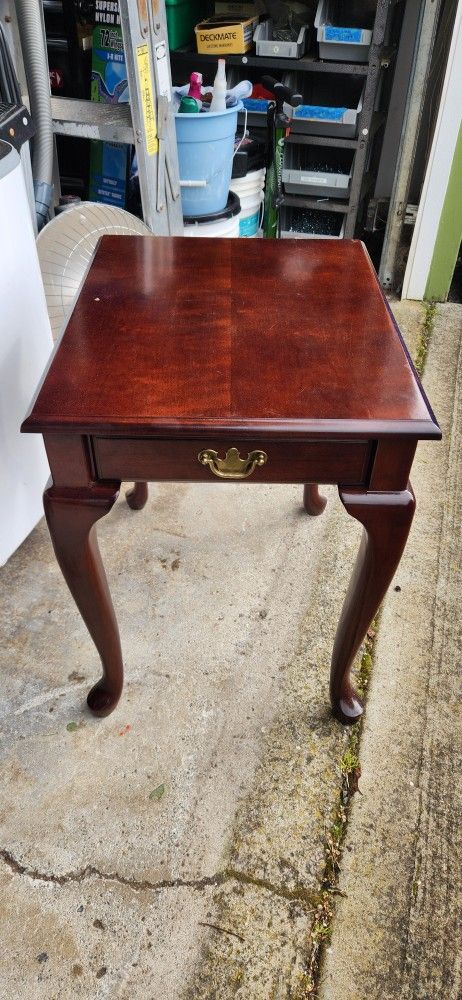 Beautiful End Table for Sale in Vancouver, WA - OfferUp
