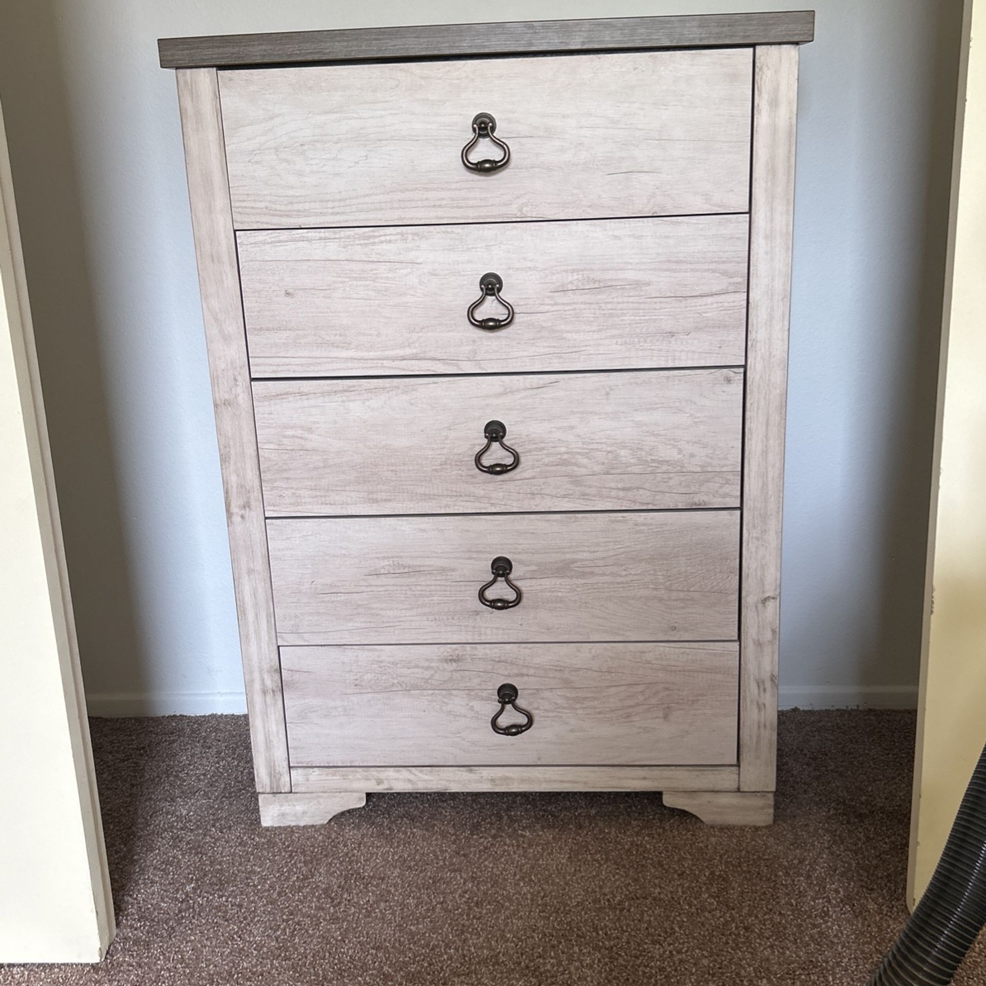 Dresser (FREE!) for Sale in Huntington Beach, CA - OfferUp