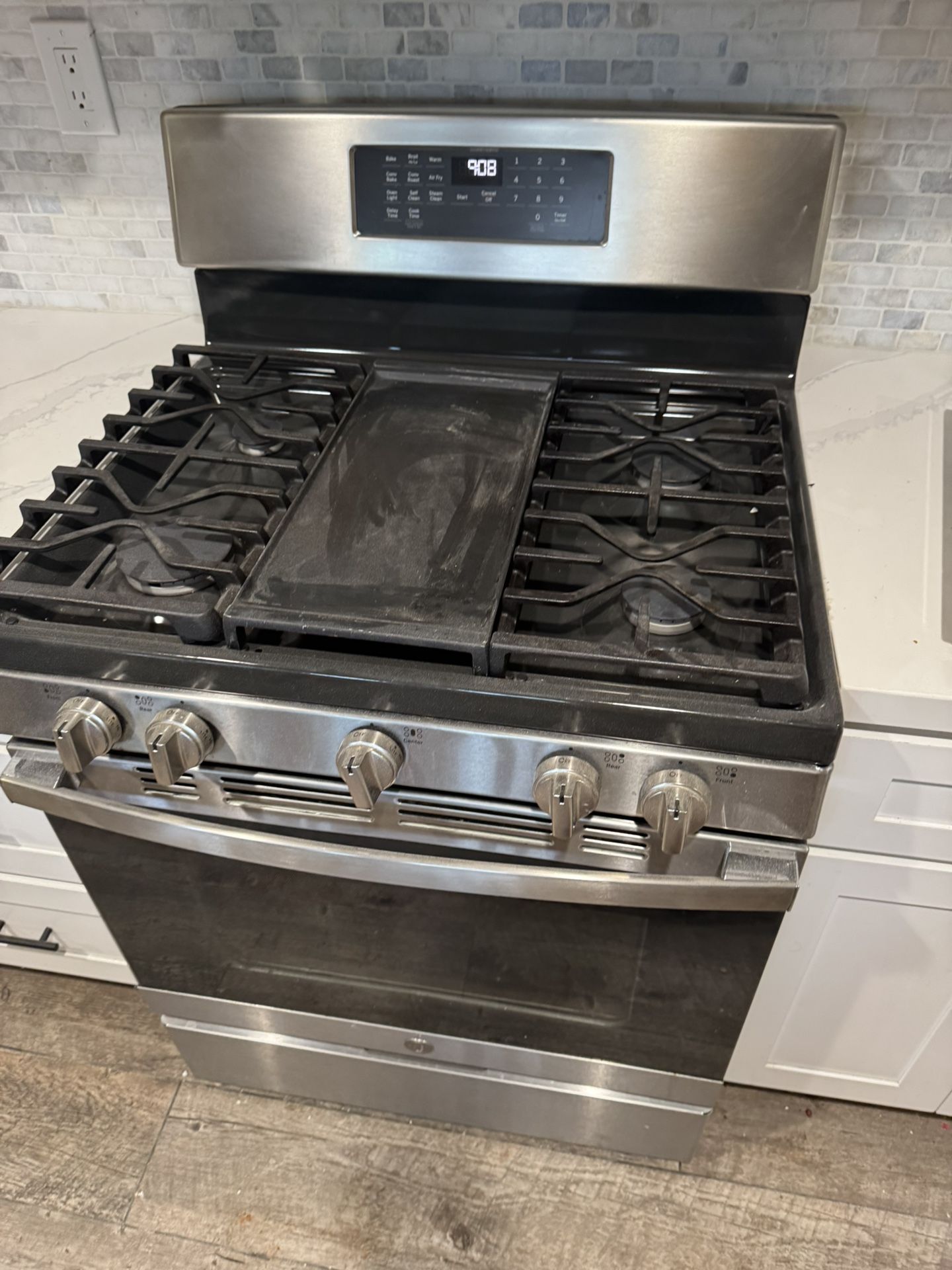 GE 30 Inch 5 Burner With griddle range With 5.0 Cu Ft Freestanding ...