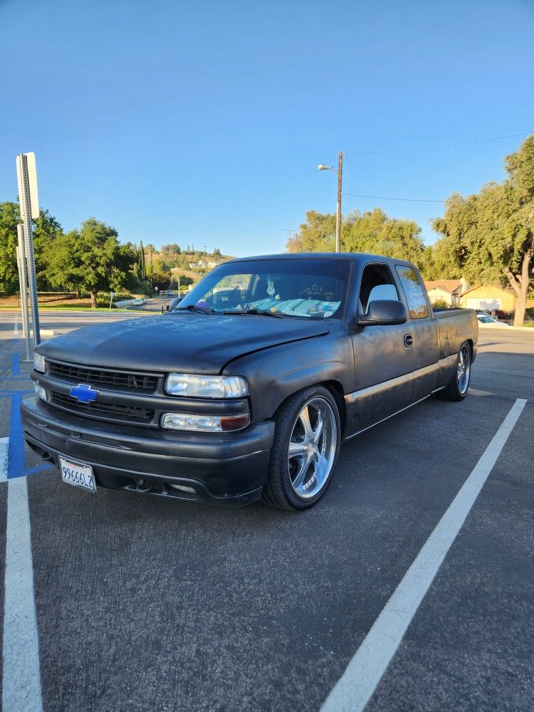 2001 Chevy Silverado 1500 2wd for Sale in San Fernando, CA - OfferUp