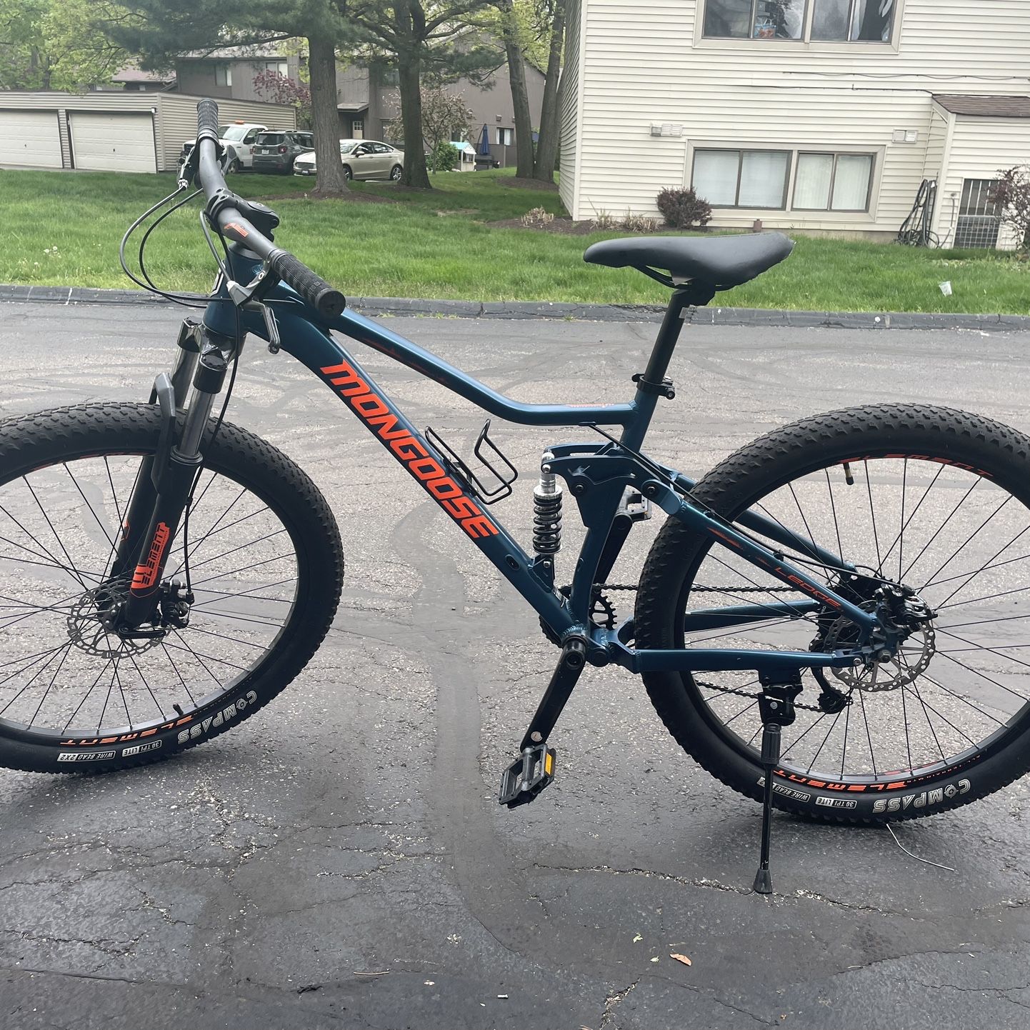 Mongoose 29 Ledge X2 Mountain Bike, Speeds, Gray