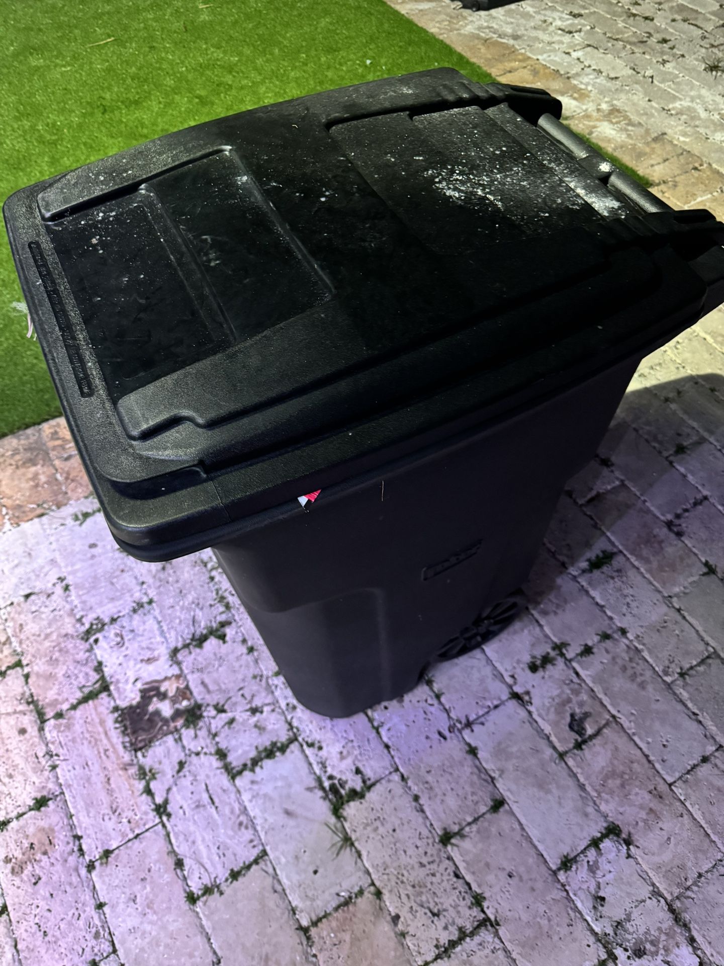64 Gallon Outdoor Trash Bin Trash Can for Sale in Miami, FL - OfferUp