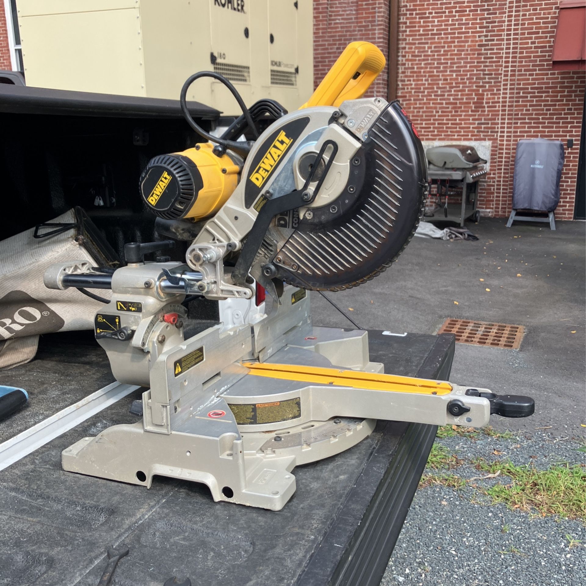 Dewalt DW717 10” Dual Bevel Slide Miter Saw for Sale in East Walpole, MA - OfferUp