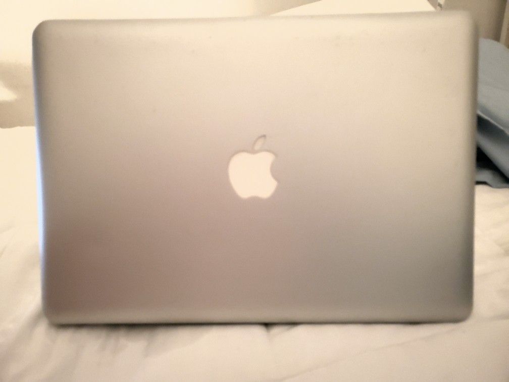 Broken Macbook Pro 8GB 750 HDD for Sale in Sacramento, CA - OfferUp