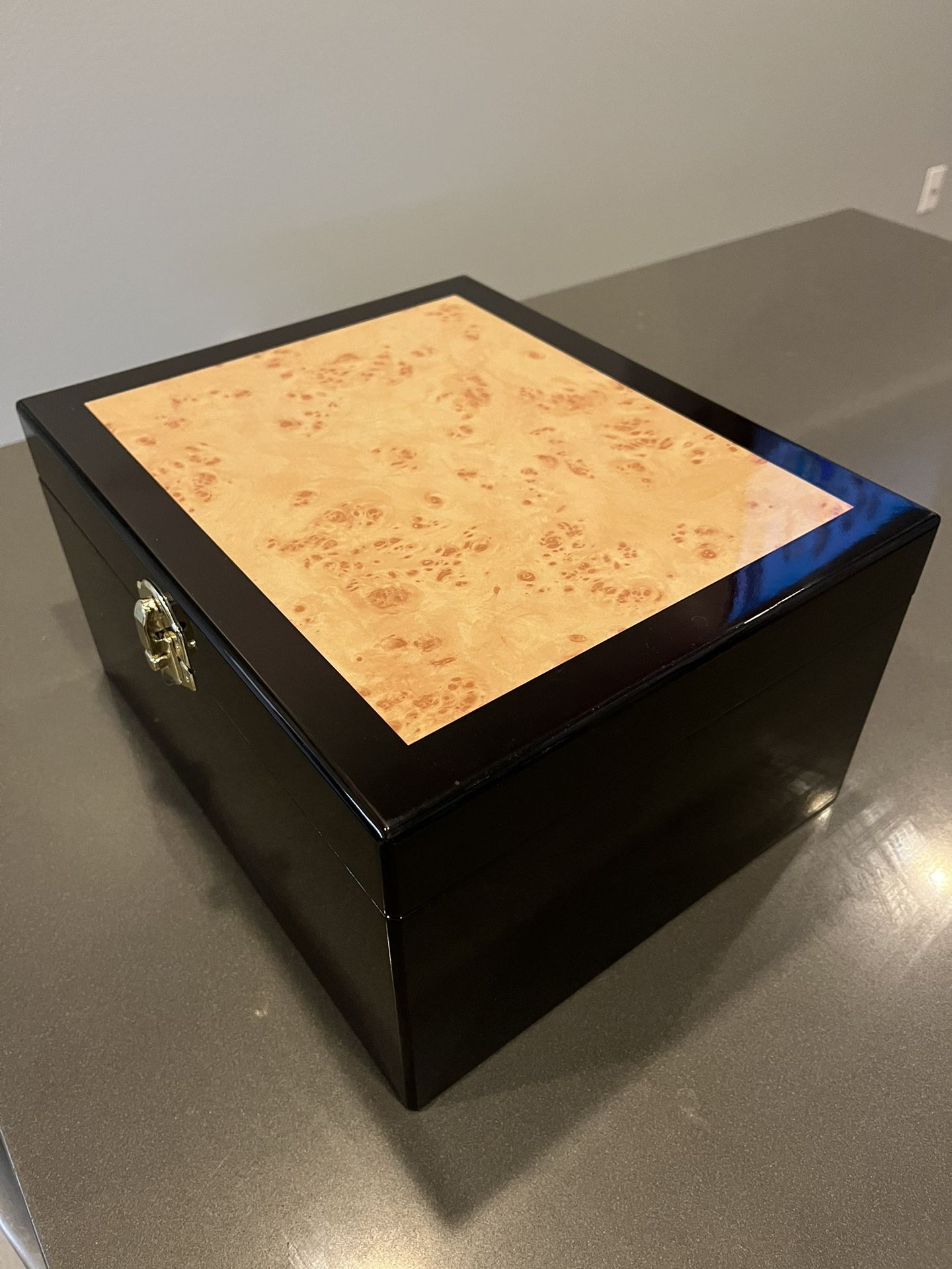 Memento Chest With Engraved Veneer Urn Inside General