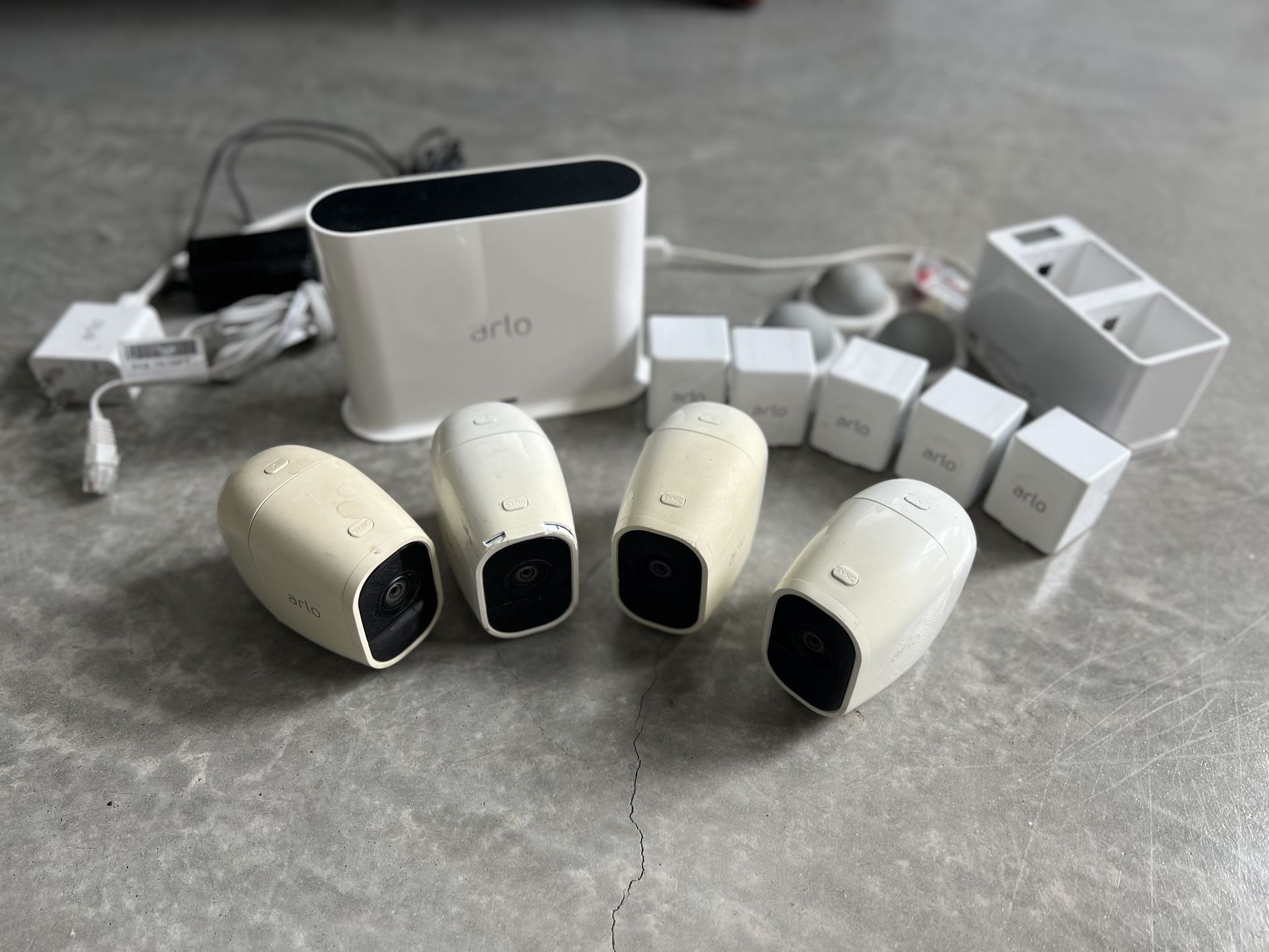 Arlo Pro 2 Bundle Security Camera System with 4 Cameras - USED Good ...