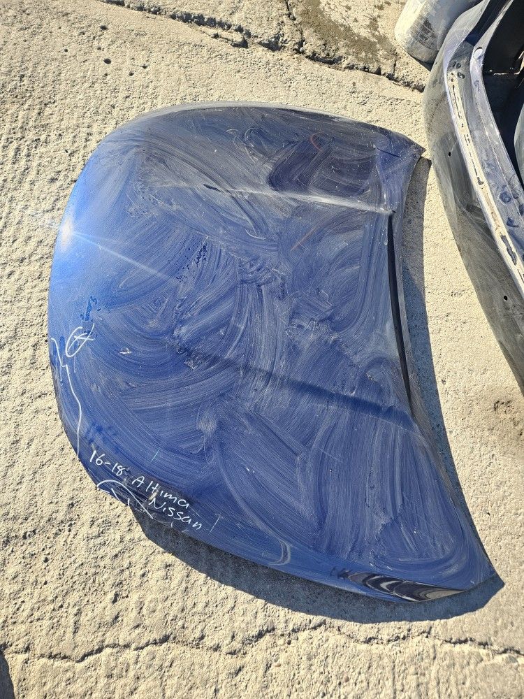 Nissan Altima Hood Oem Small Damaged 16 To 18 for Sale in Phoenix, AZ ...