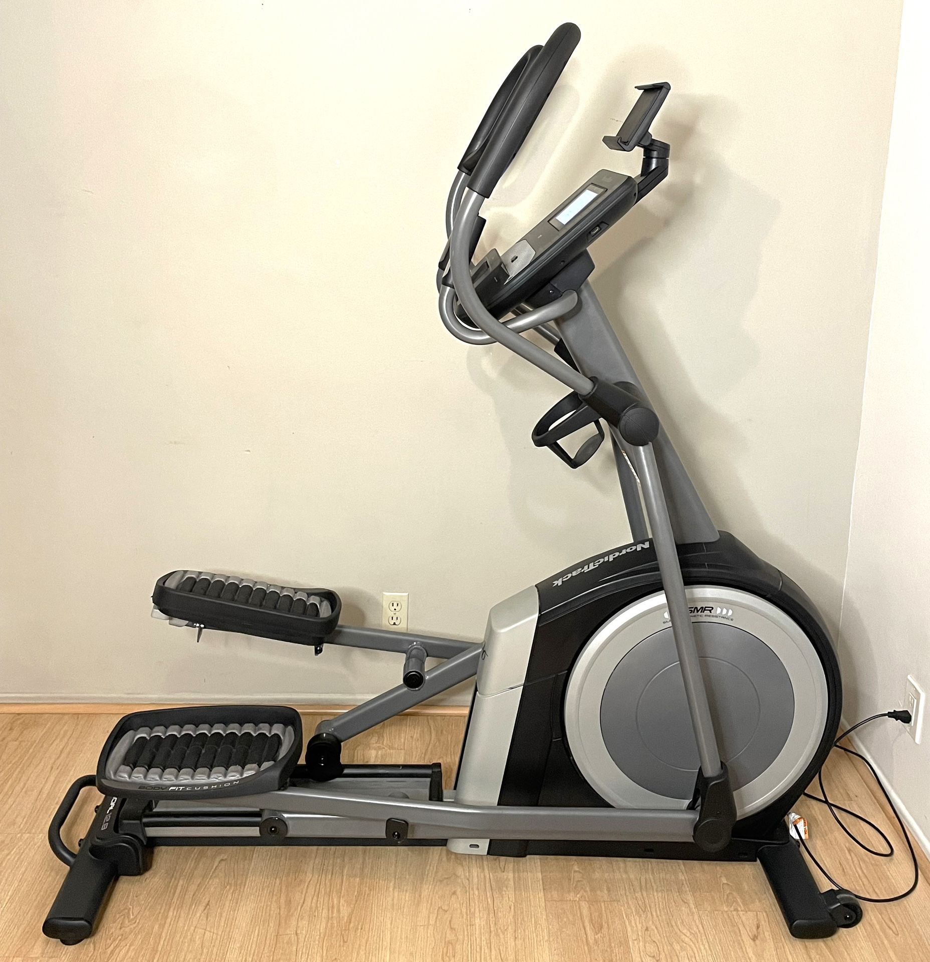 NordicTrack Commercial 12.9 Elliptical Stride-Trainer Exercise Workout ...