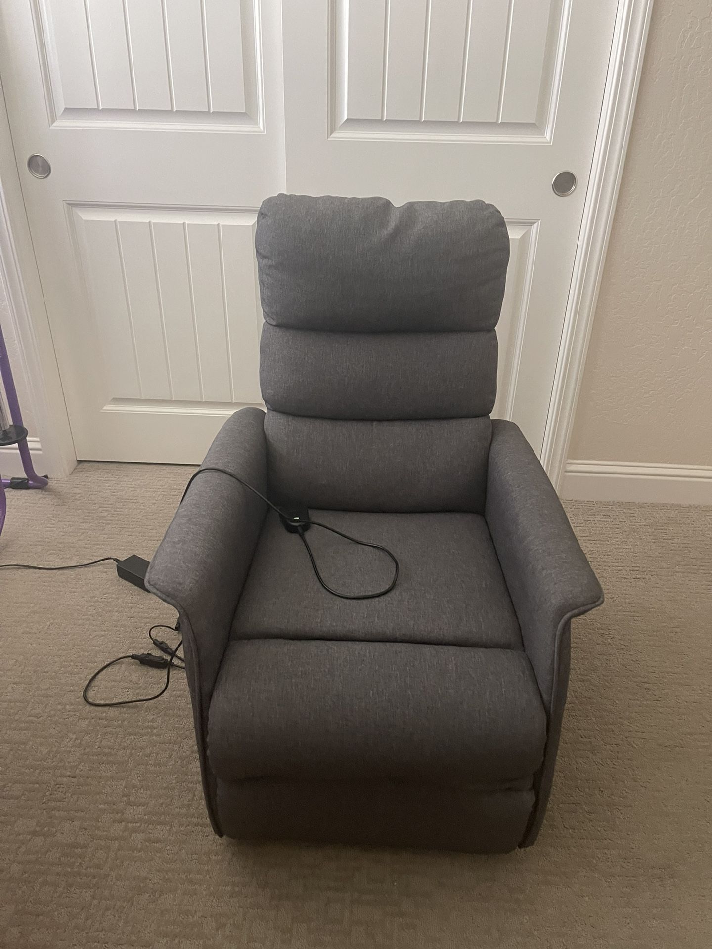 Lift Up Chair Recliner . for Sale in Madera, CA - OfferUp