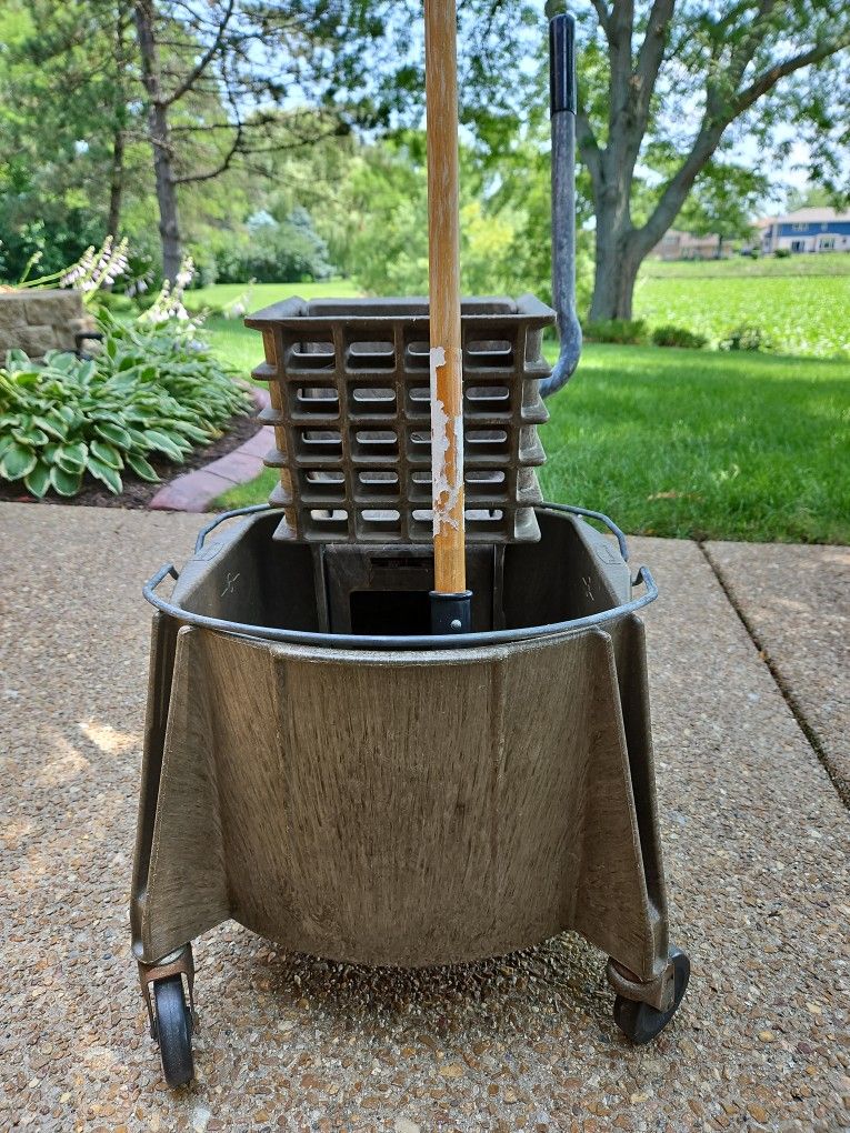 Rubbermaid Brute Mop Bucket With Side Press Wringer for Sale in Palos ...