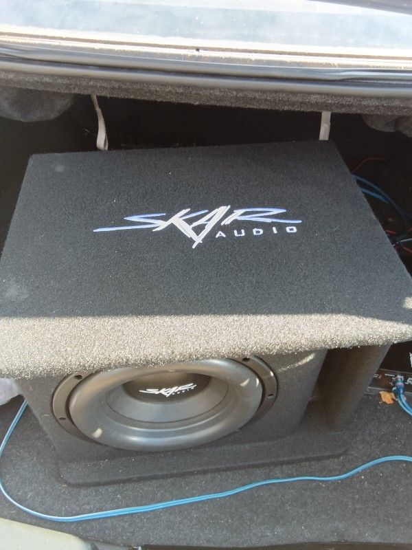 10" Skar Audio Speaker Custom Box And 1200 Watt Amp for Sale in ...