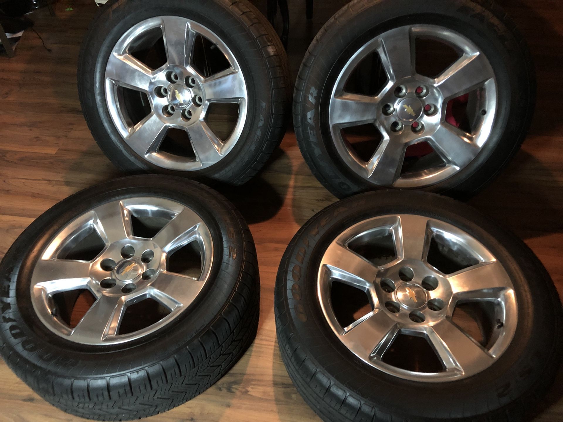 2015 Chevrolet 20 inch wheels and tires oem Chevy wheels they fit Yukon ...
