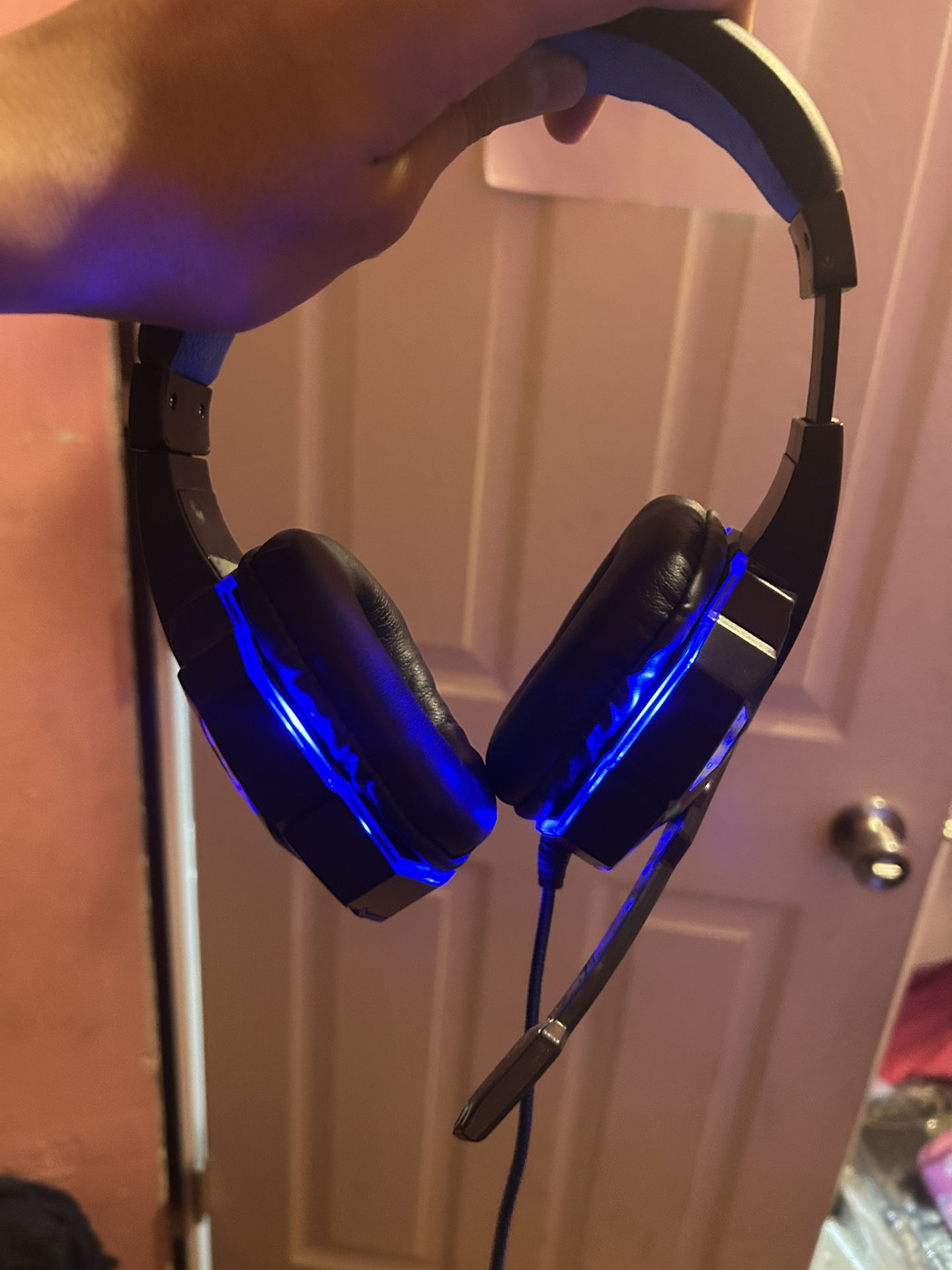 Light up blue gaming Headphones For 25 for Sale in Chicago, IL - OfferUp