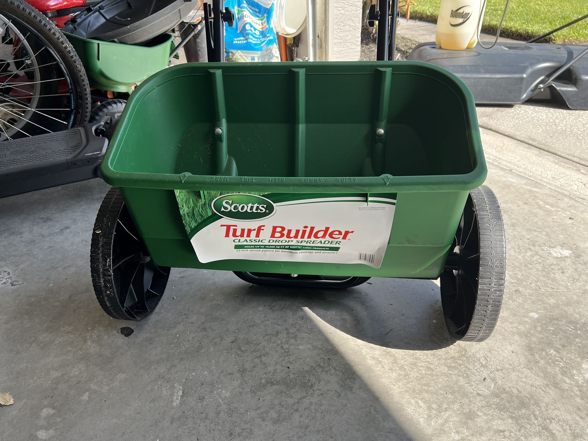 Scott’s Turf Builder Classic Drop Spreader for Sale in Tampa, FL - OfferUp