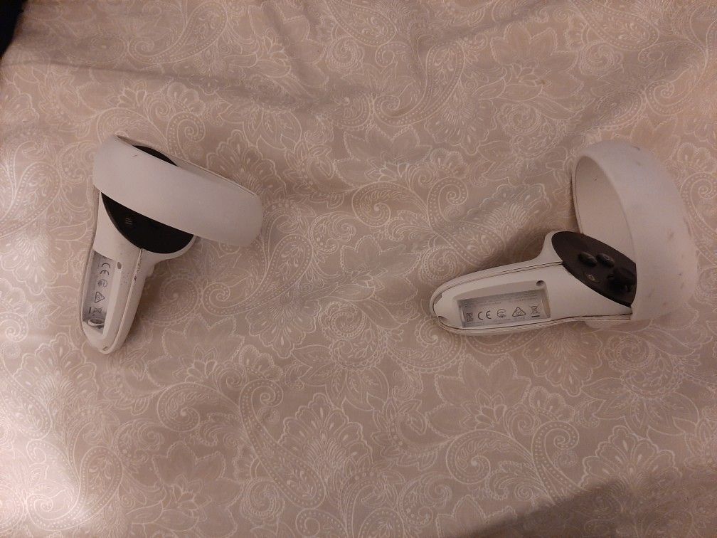 OCULUS QUEST 2 WITH Broken CONTROLLERS for Sale in Springfield, MA ...